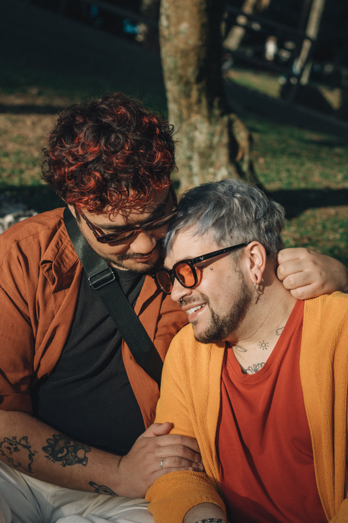 Casal Compartilhando Um Momento Terno Ao Ar Livre Sob A Luz Do Sol ...