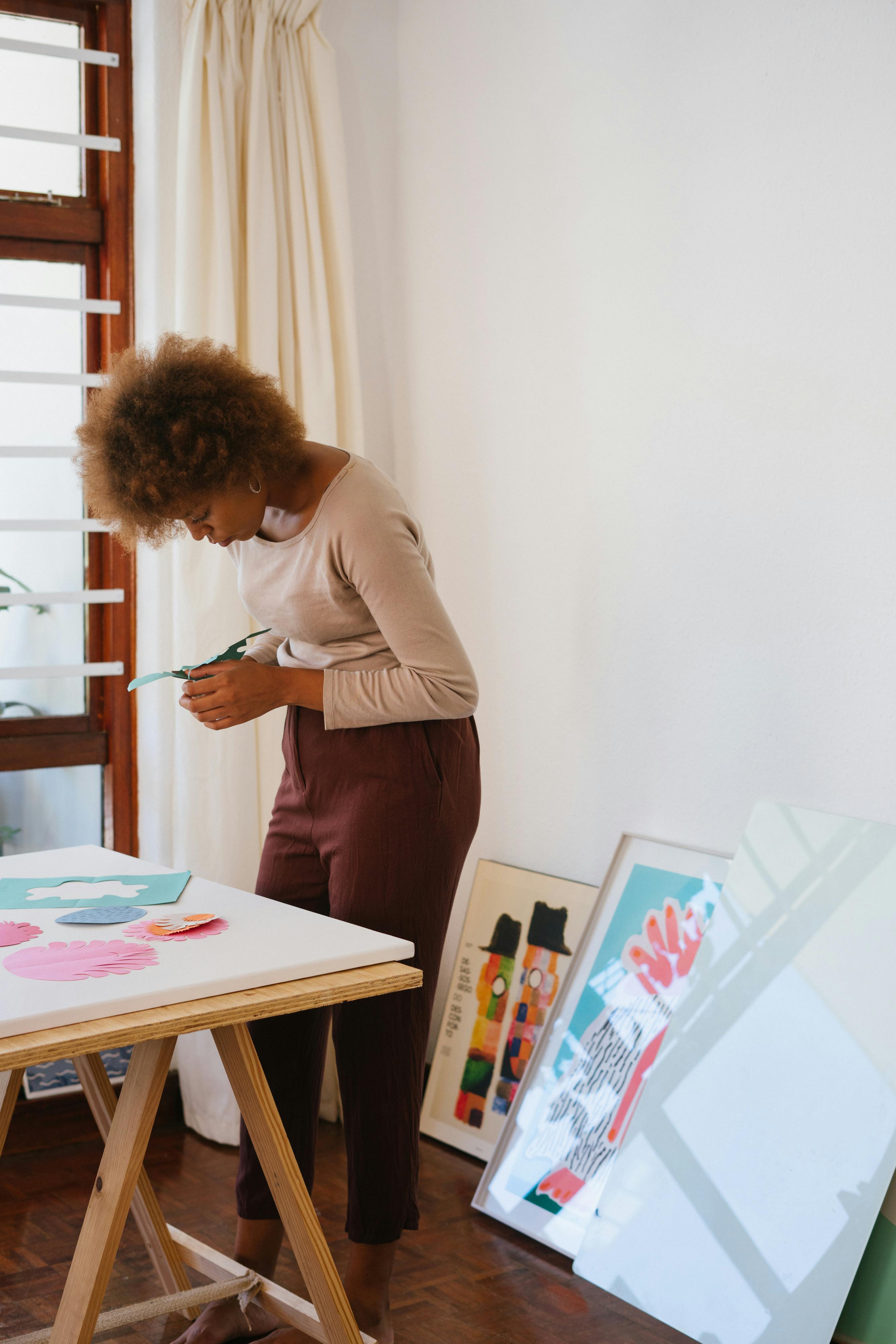 Бесплатные стоковые фото на тему артист, артистичность, в помещении