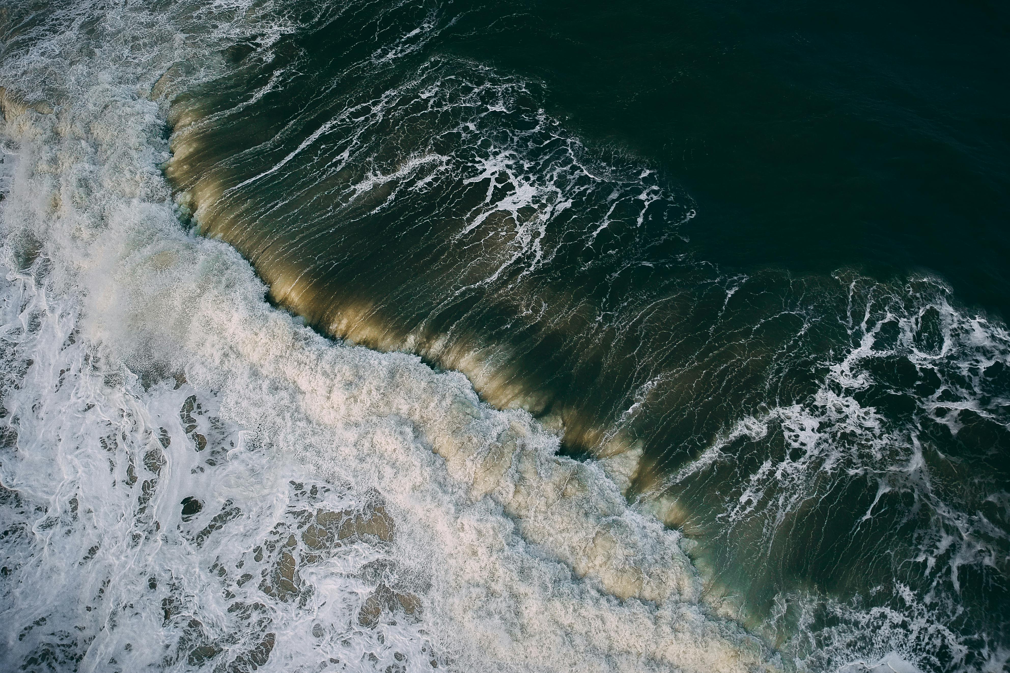 Les Vagues De L'océan S'écraser Sur Le Rivage · Photo gratuite