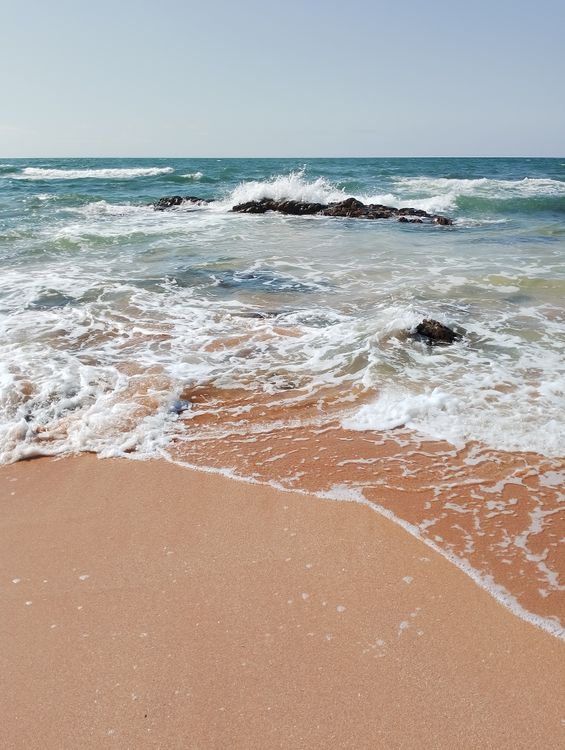 Rilassante Scena Di Spiaggia Con Onde E Rocce. · Immagine gratuita