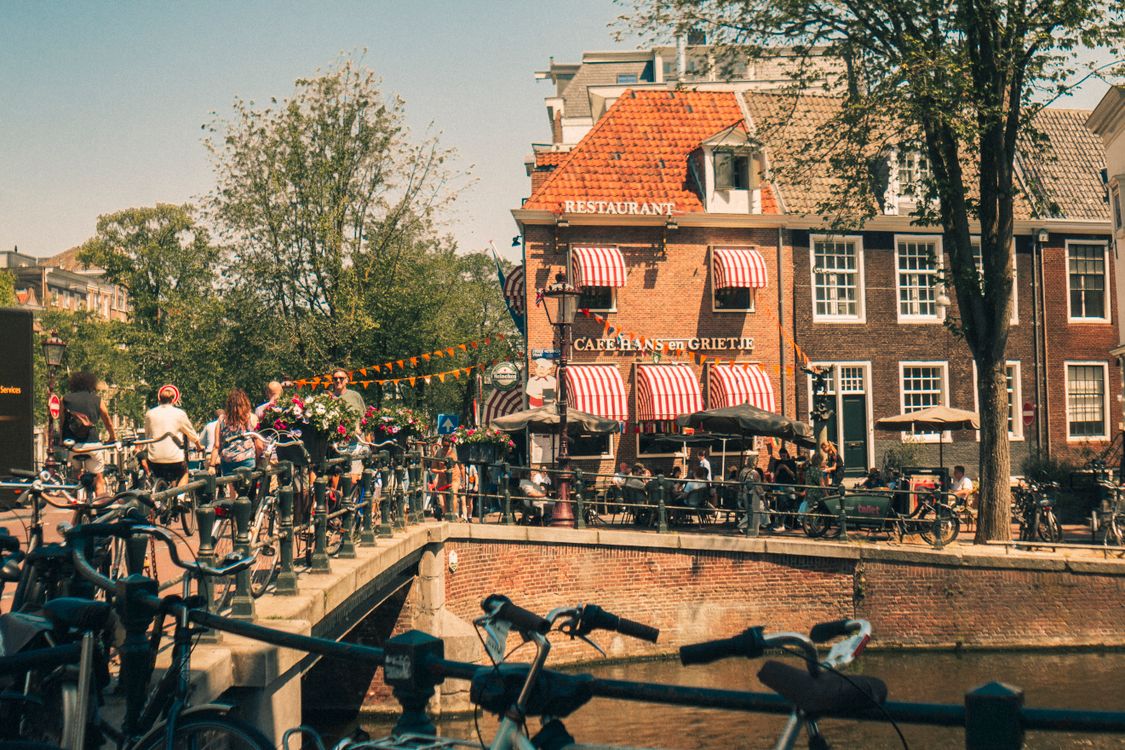 Encantadora Escena De Los Canales De ámsterdam Con Cafetería. · Foto de ...