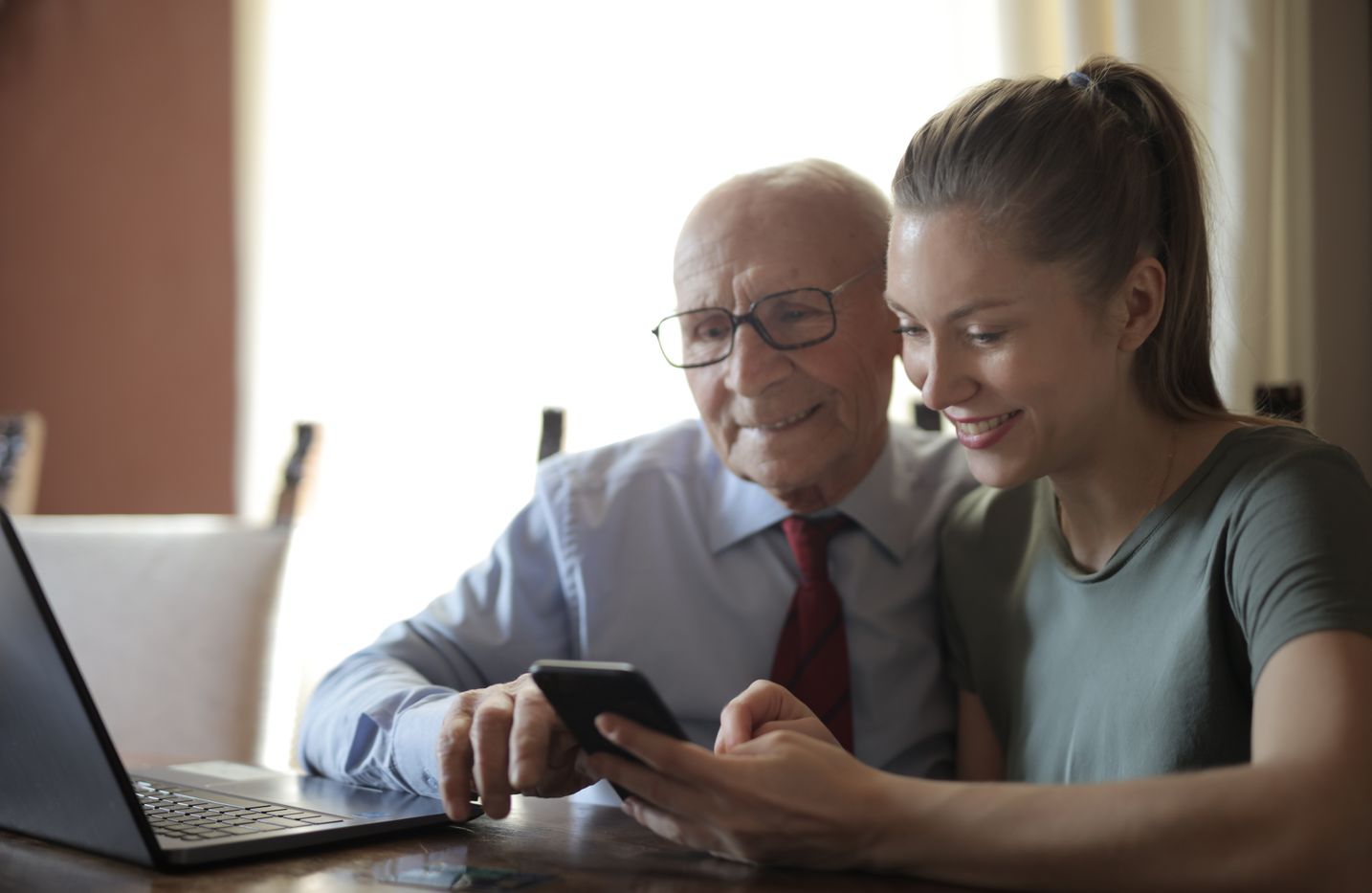 How to Share Apps from Phone to TV with Android and iPhone