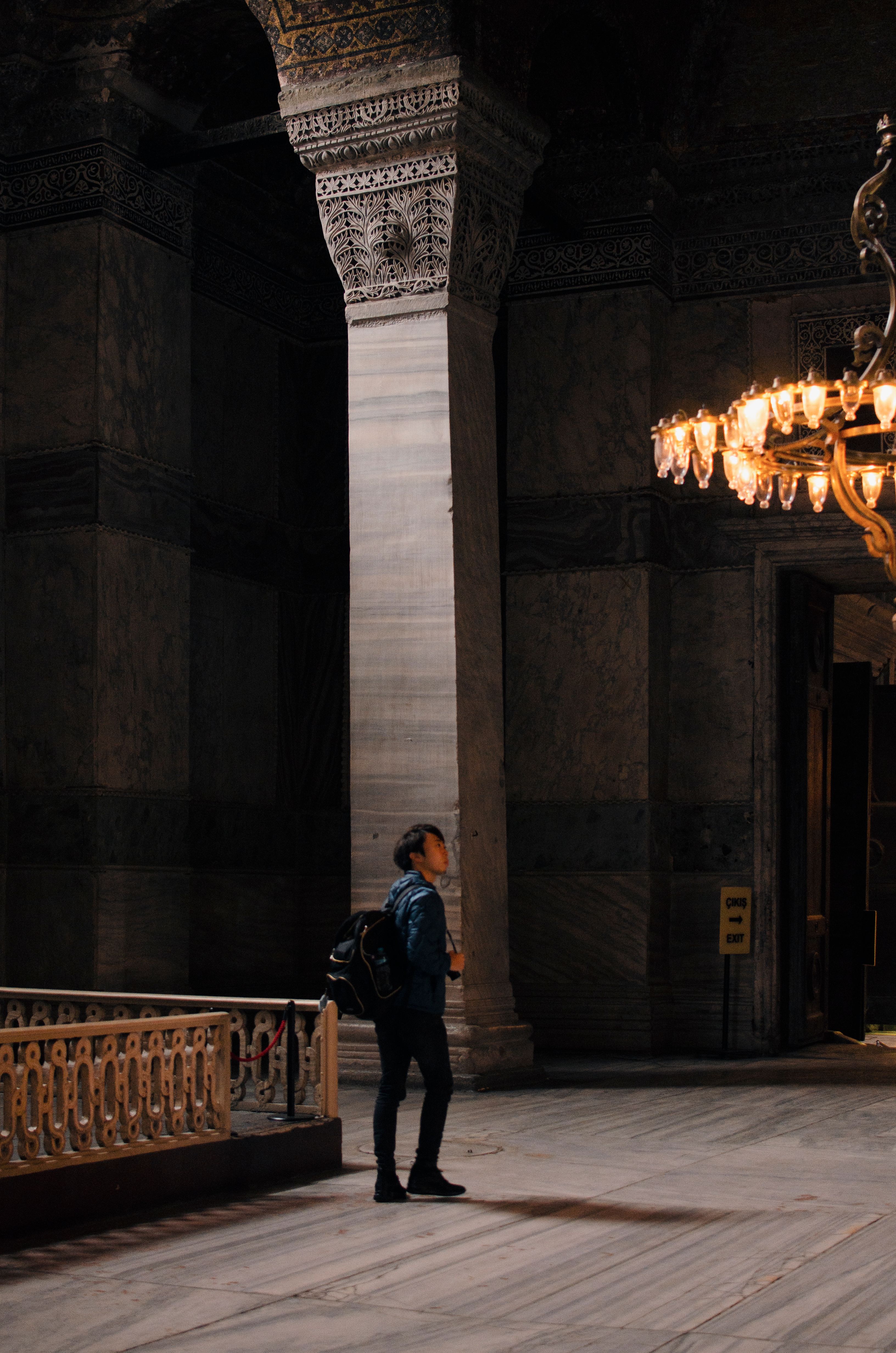 Popular place full of tourists in daylight · Free Stock Photo