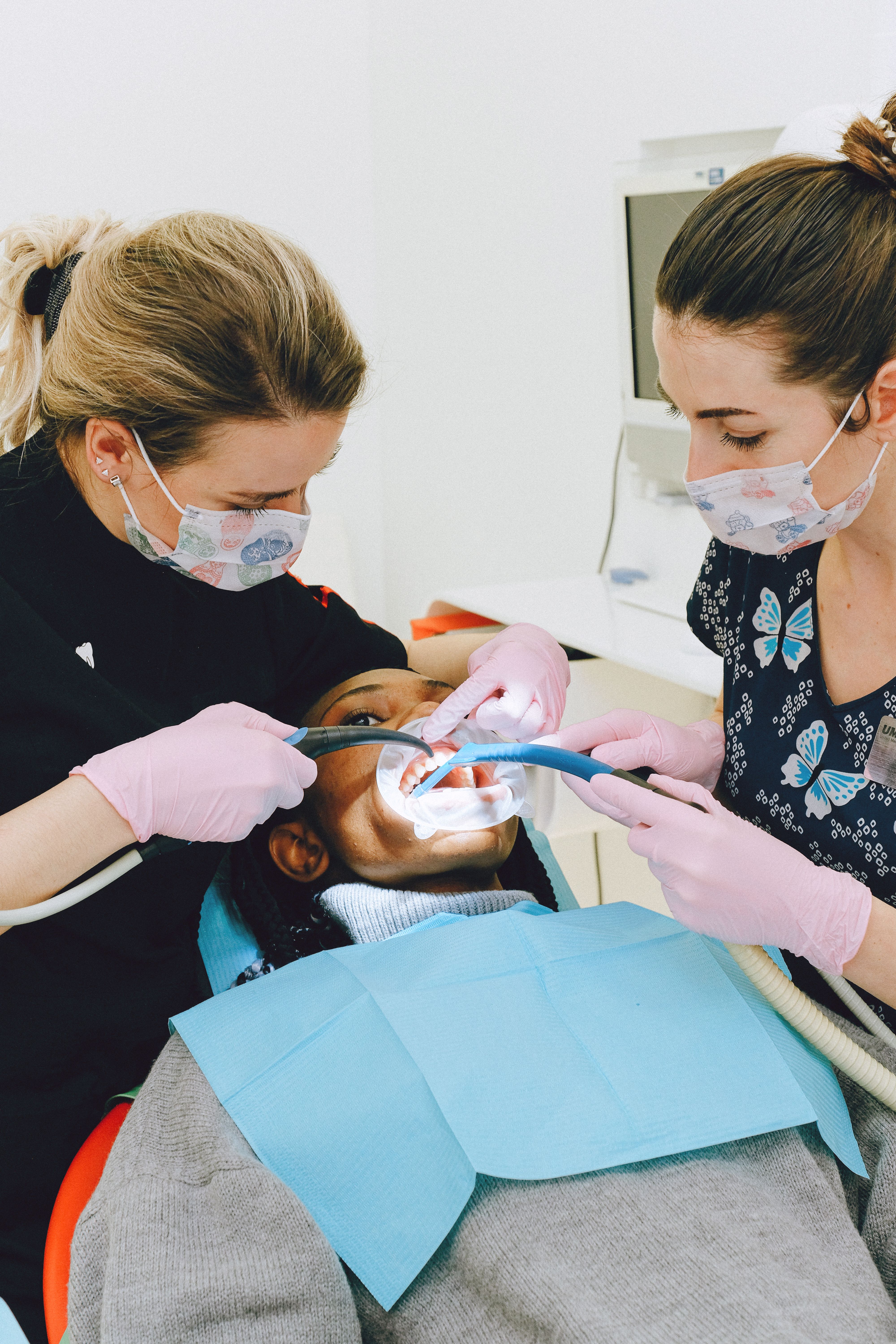 Femme Dentiste Avec Assistant Traitant Le Patient En Clinique · Photo ...