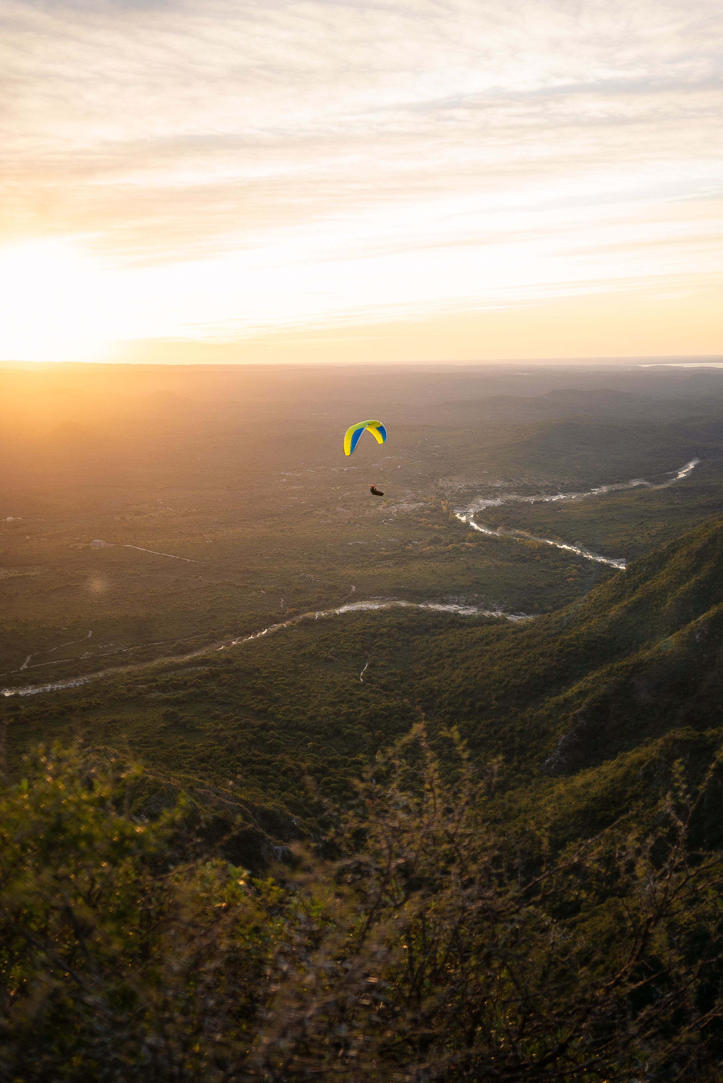 Parapente Volando Por Encima Del Terreno Verde Al Atardecer · Foto de ...