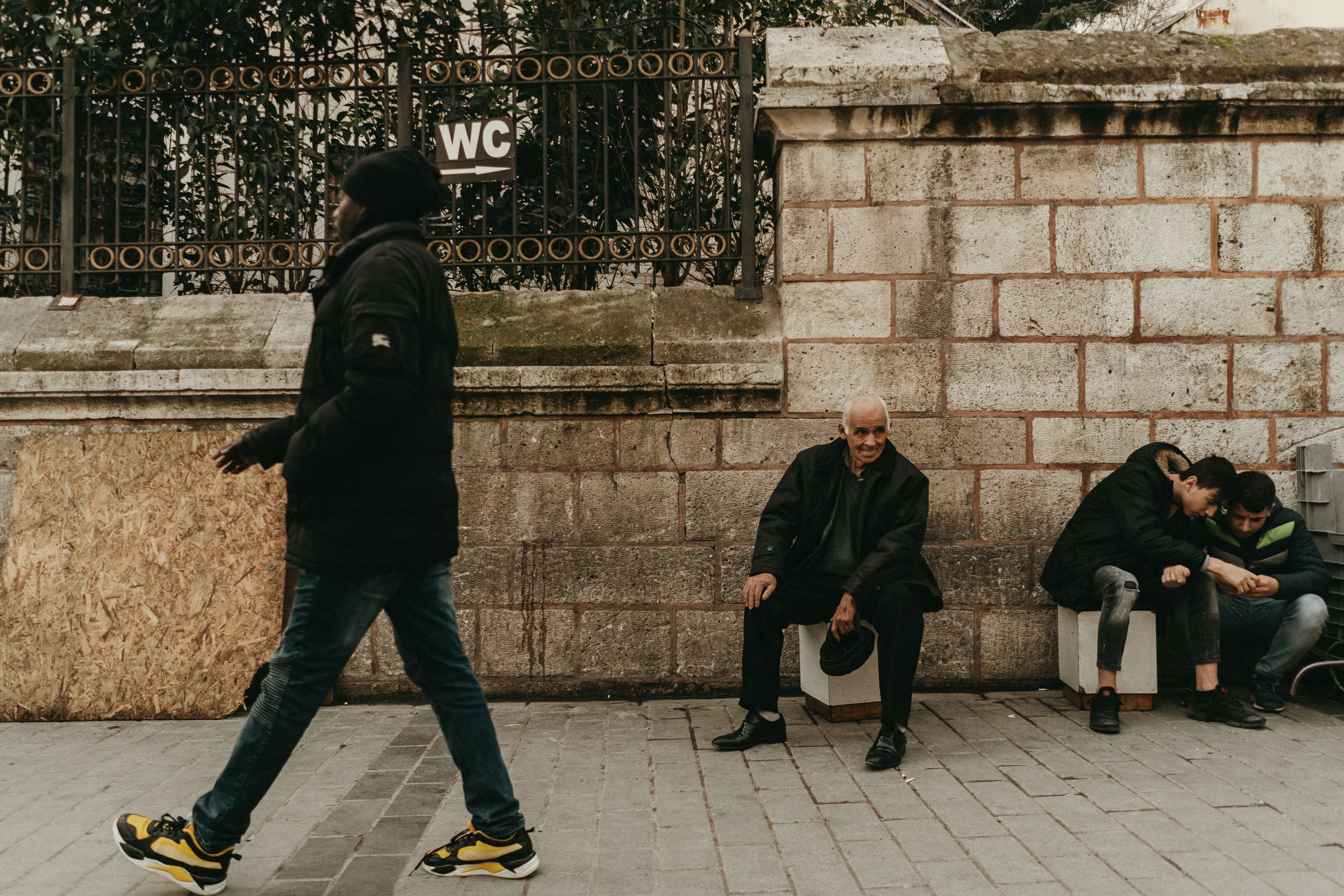 Gente Caminando Por La Calle · Fotos de stock gratuitas