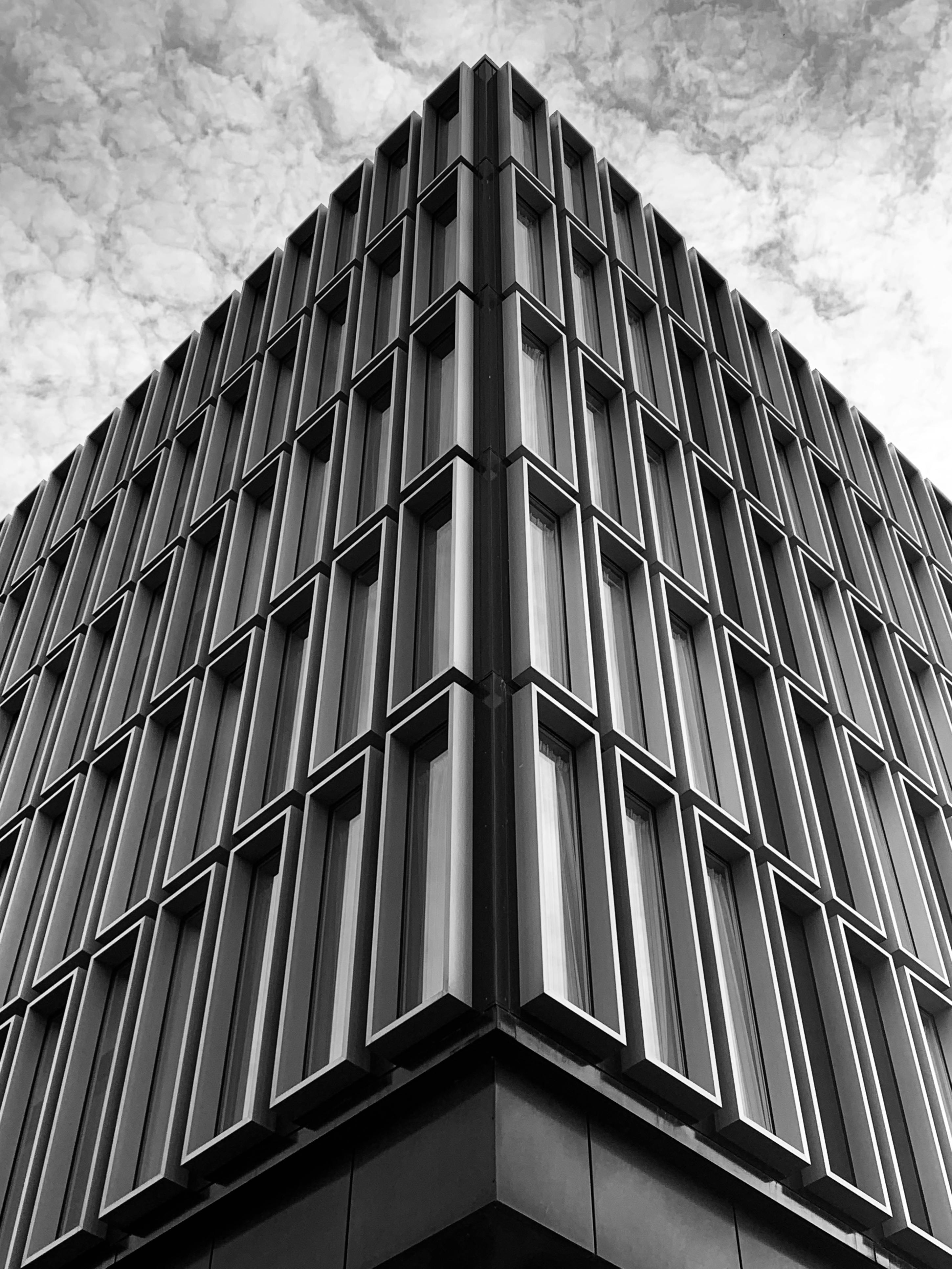 Foto de stock gratuita sobre arquitectura, blanco y negro, edificio