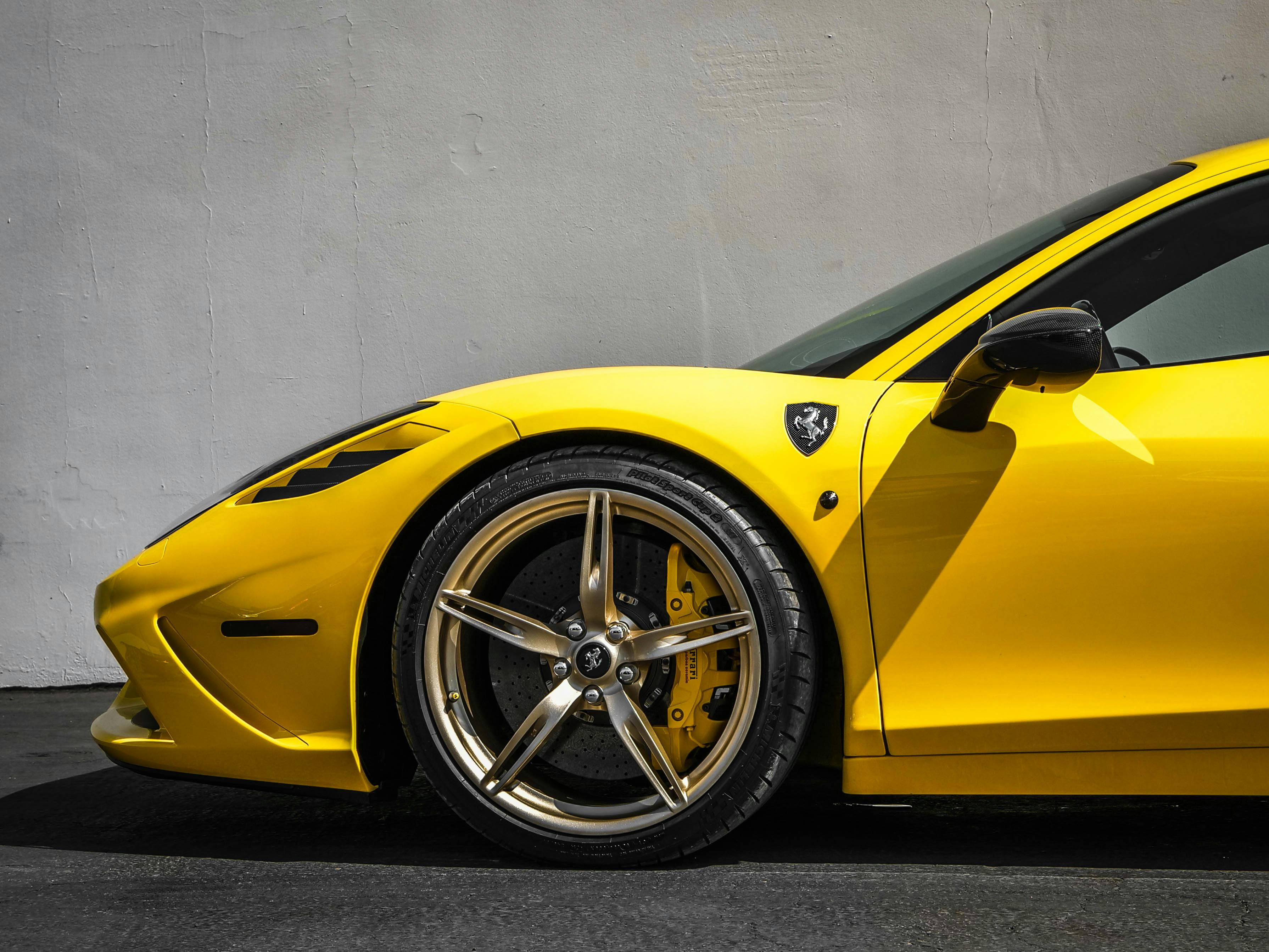 Ferrari 458 italia amarillo estacionado cerca de la pared blanca · Foto ...