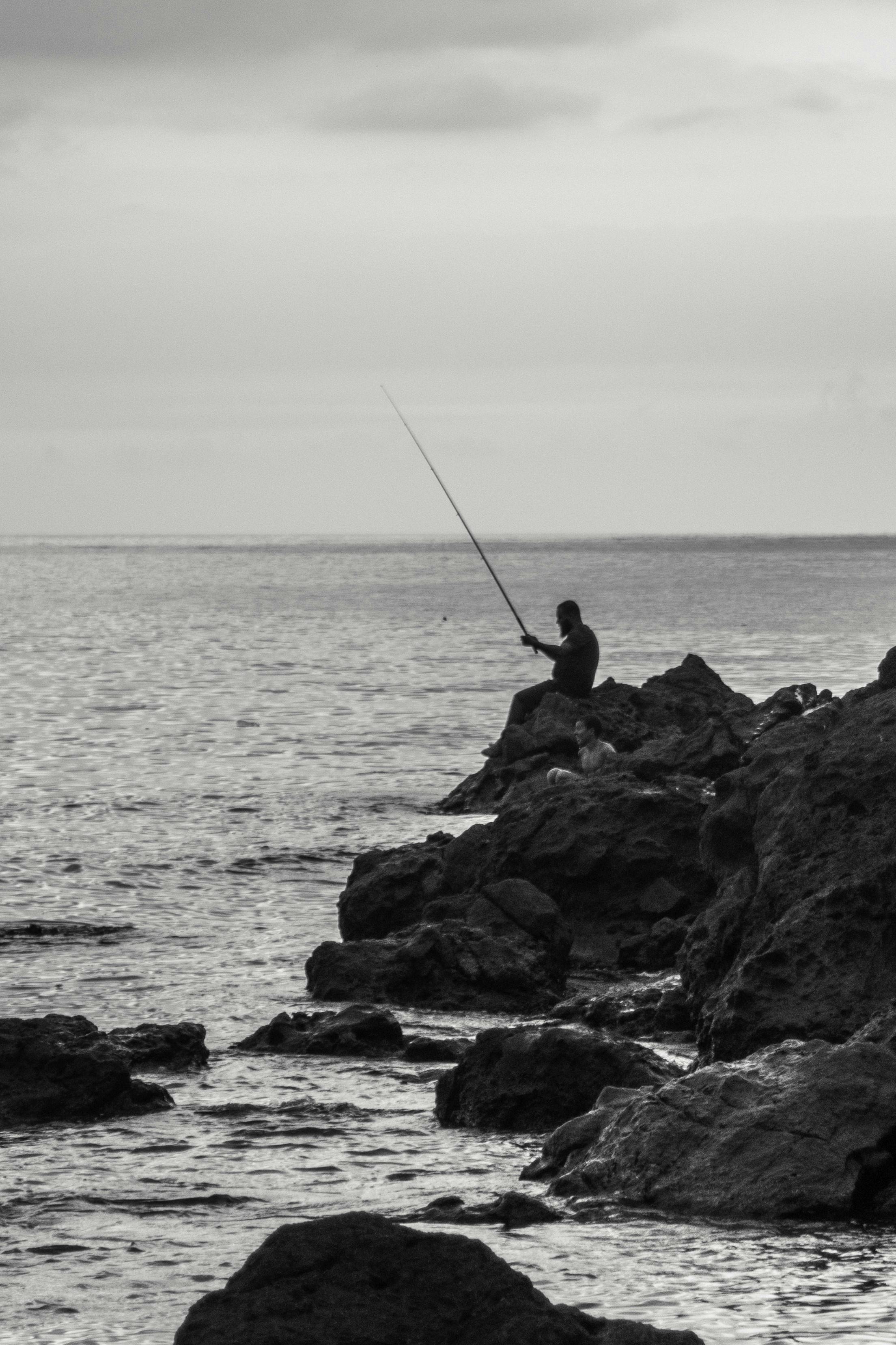 Homem Pescando No Mar · Foto profissional gratuita