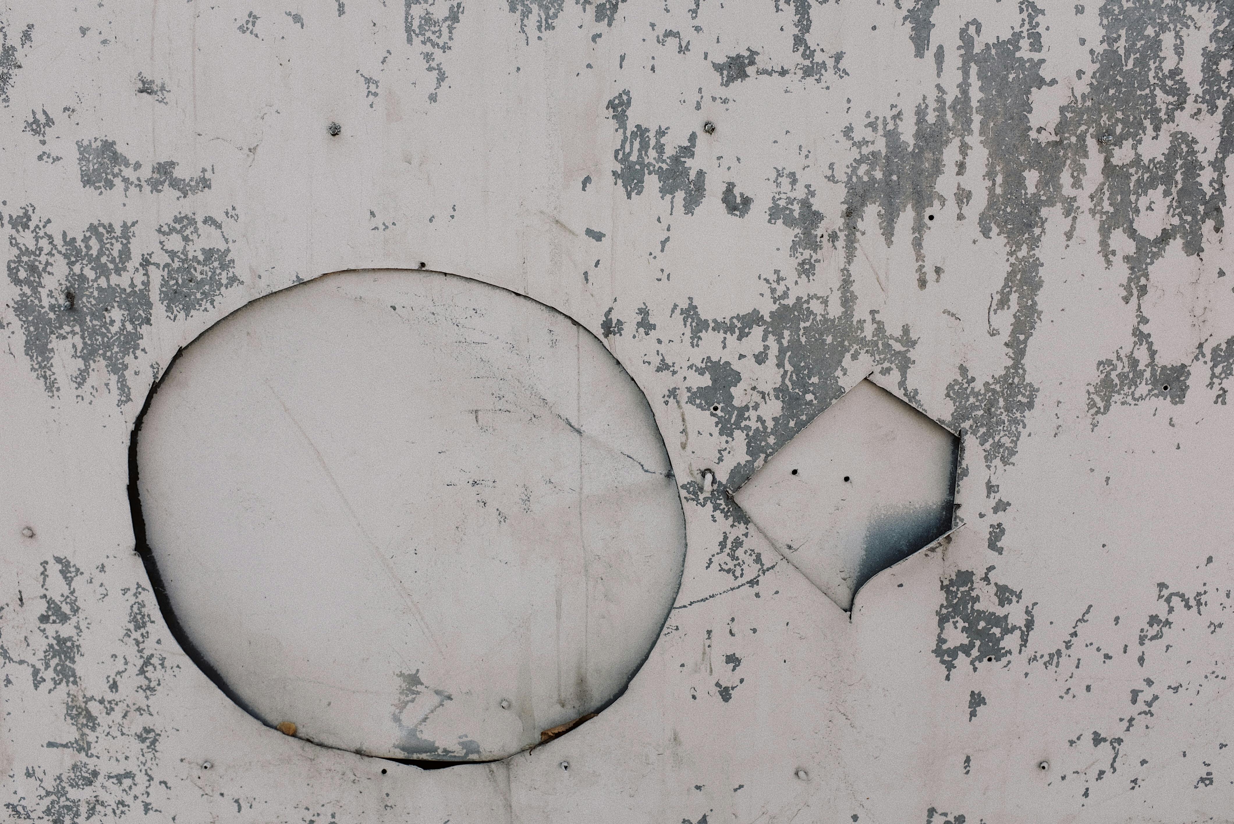 Old shabby metal wall with round hole · Free Stock Photo