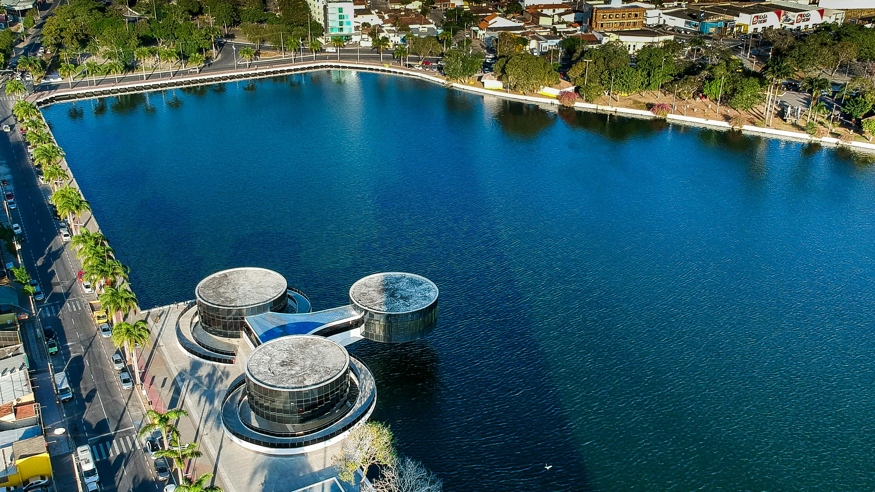 Building Beside Body Of Water · Free Stock Photo