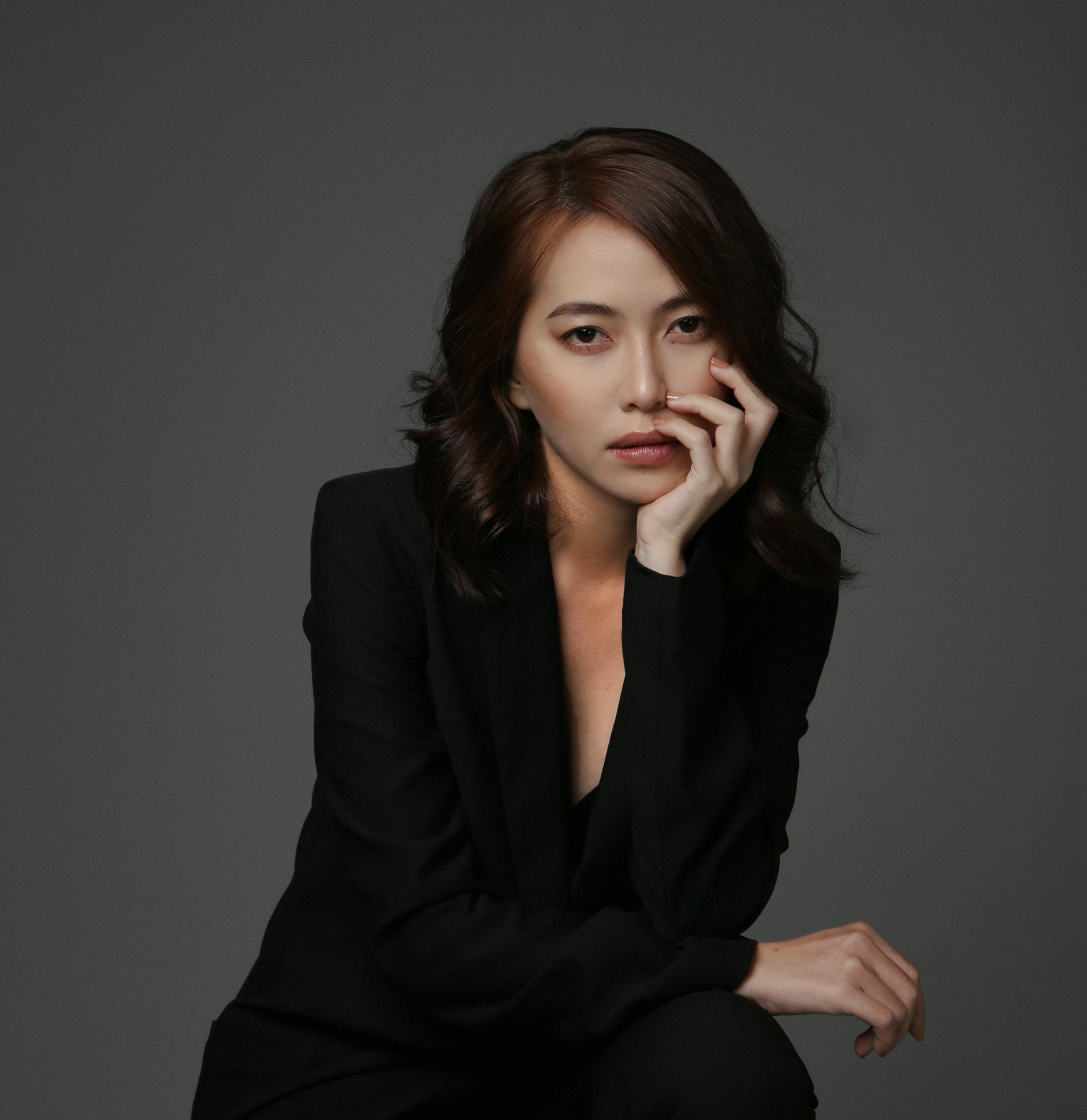 Mujer En Ropa Negra · Foto de stock gratuita