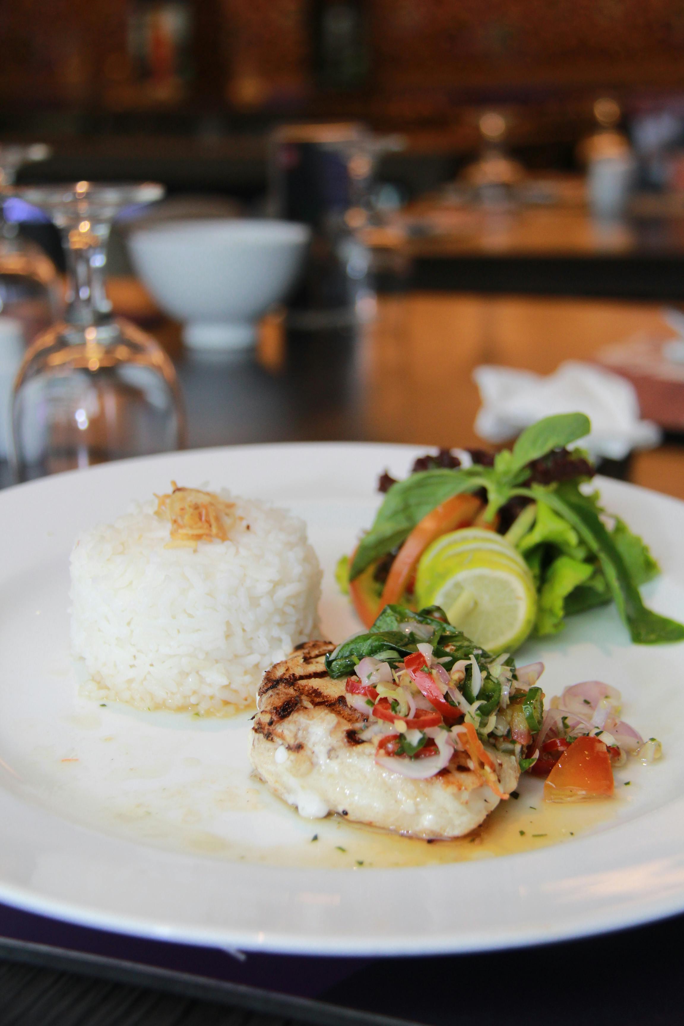 Delicious salad served with rice and fish · Free Stock Photo