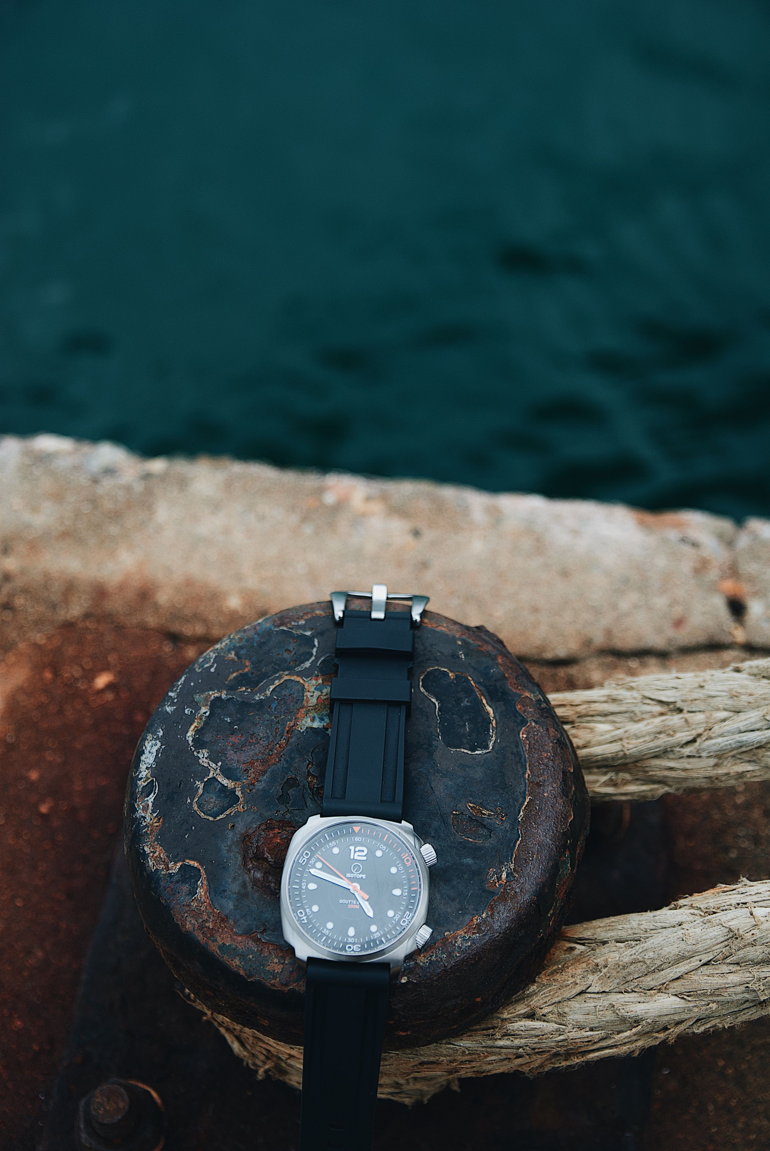 A Close-Up Shot of a Wristwatch · Free Stock Photo