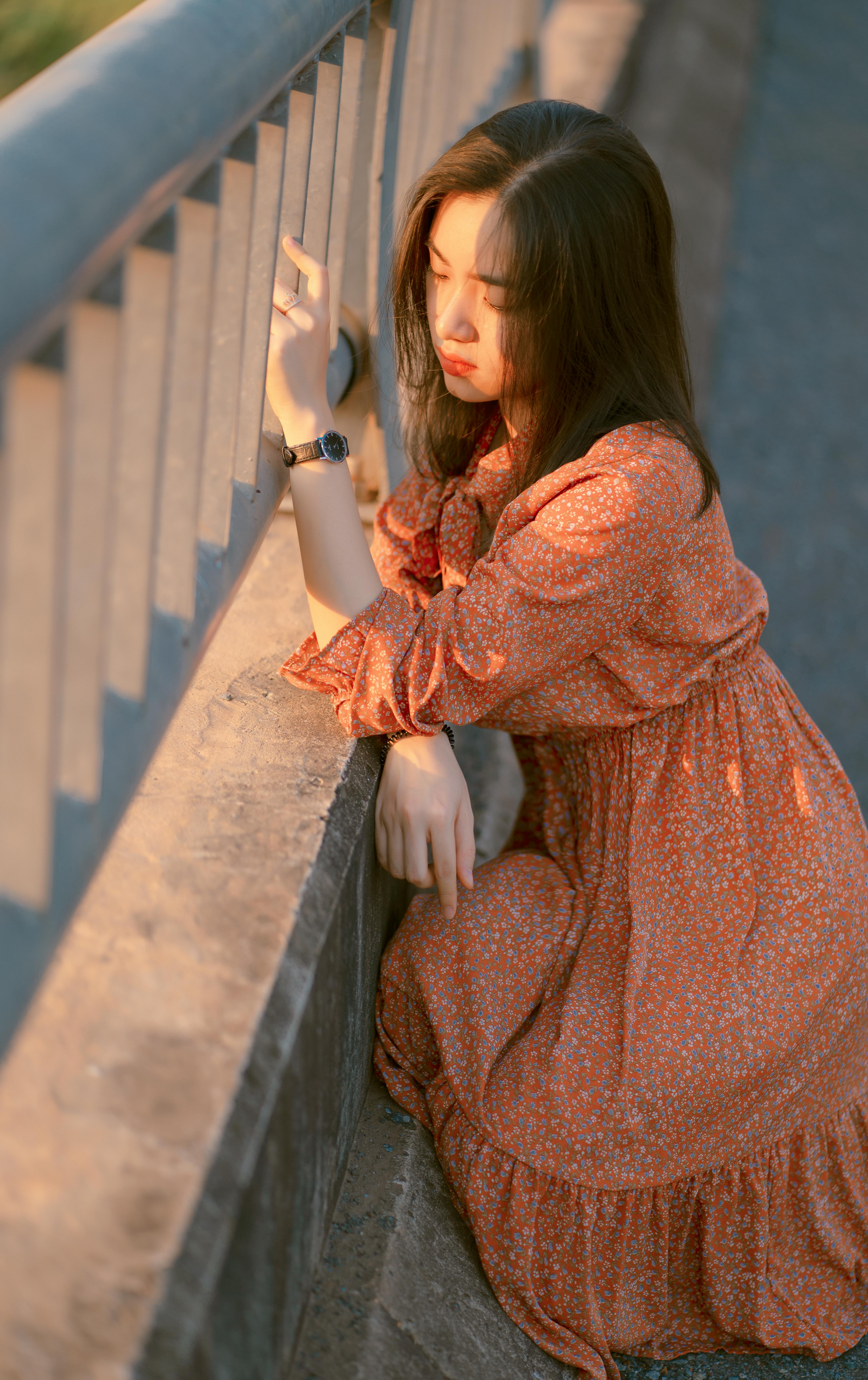Woman Leaning at the Table · Free Stock Photo