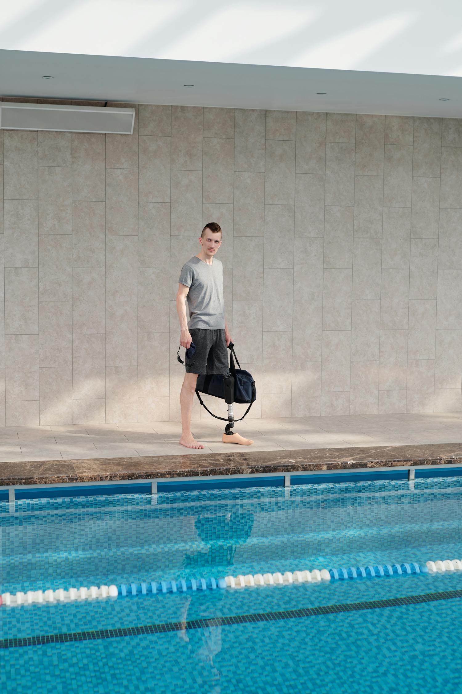 Homme Debout à Côté De La Piscine · Photo Gratuite