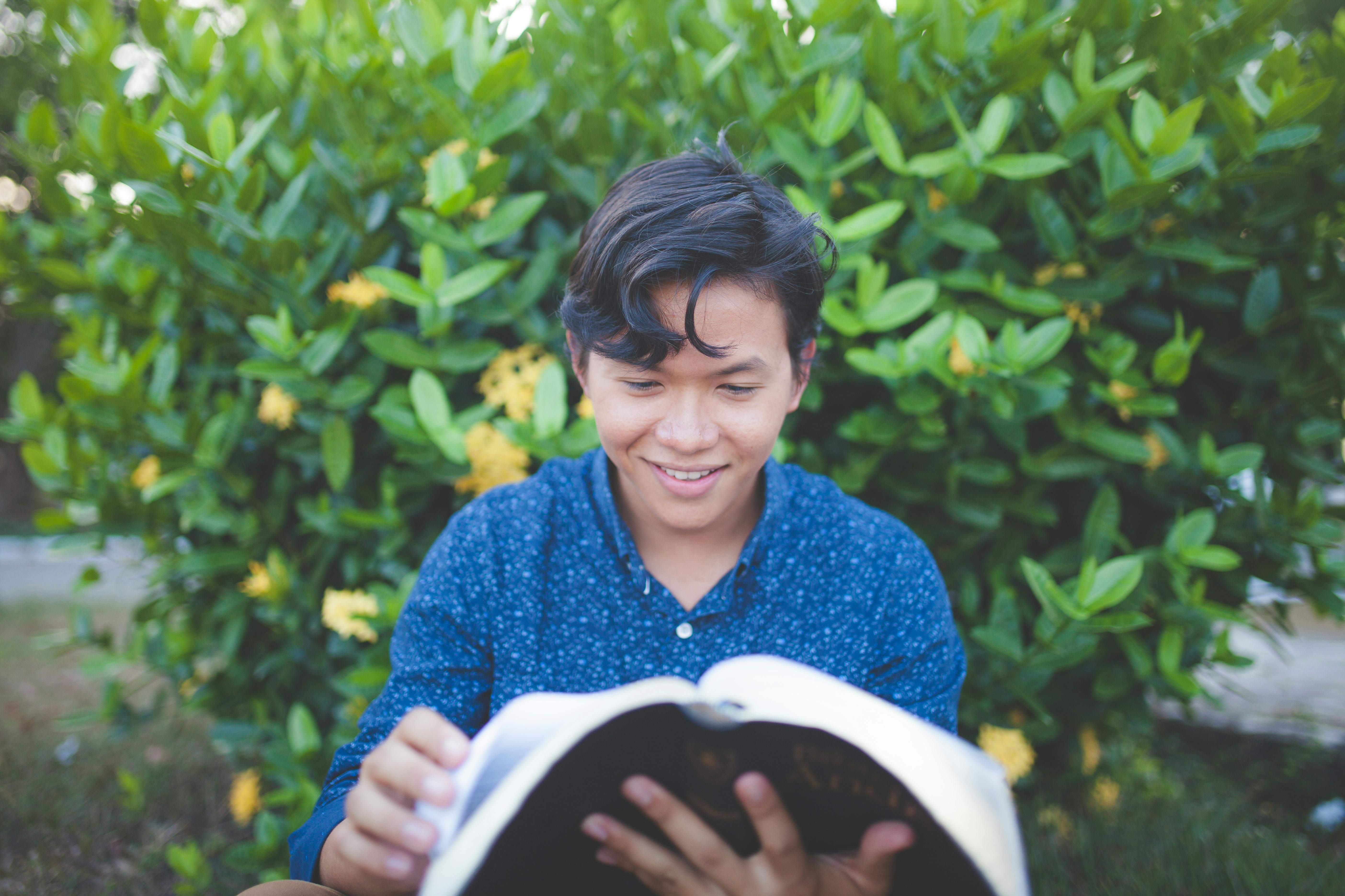 10,000+ Best Reading Bible Photos · 100% Free Download · Pexels Stock ...