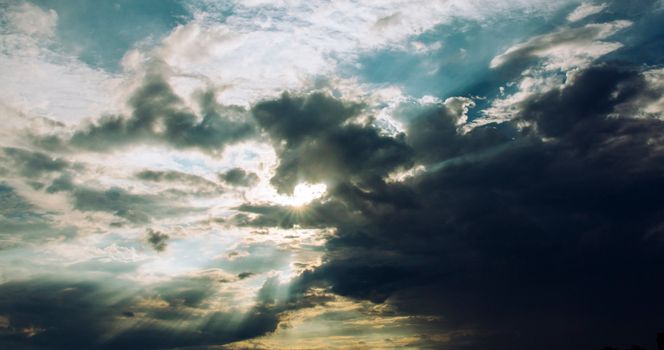 Sun Light Shining Down from the Sky · Free Stock Photo