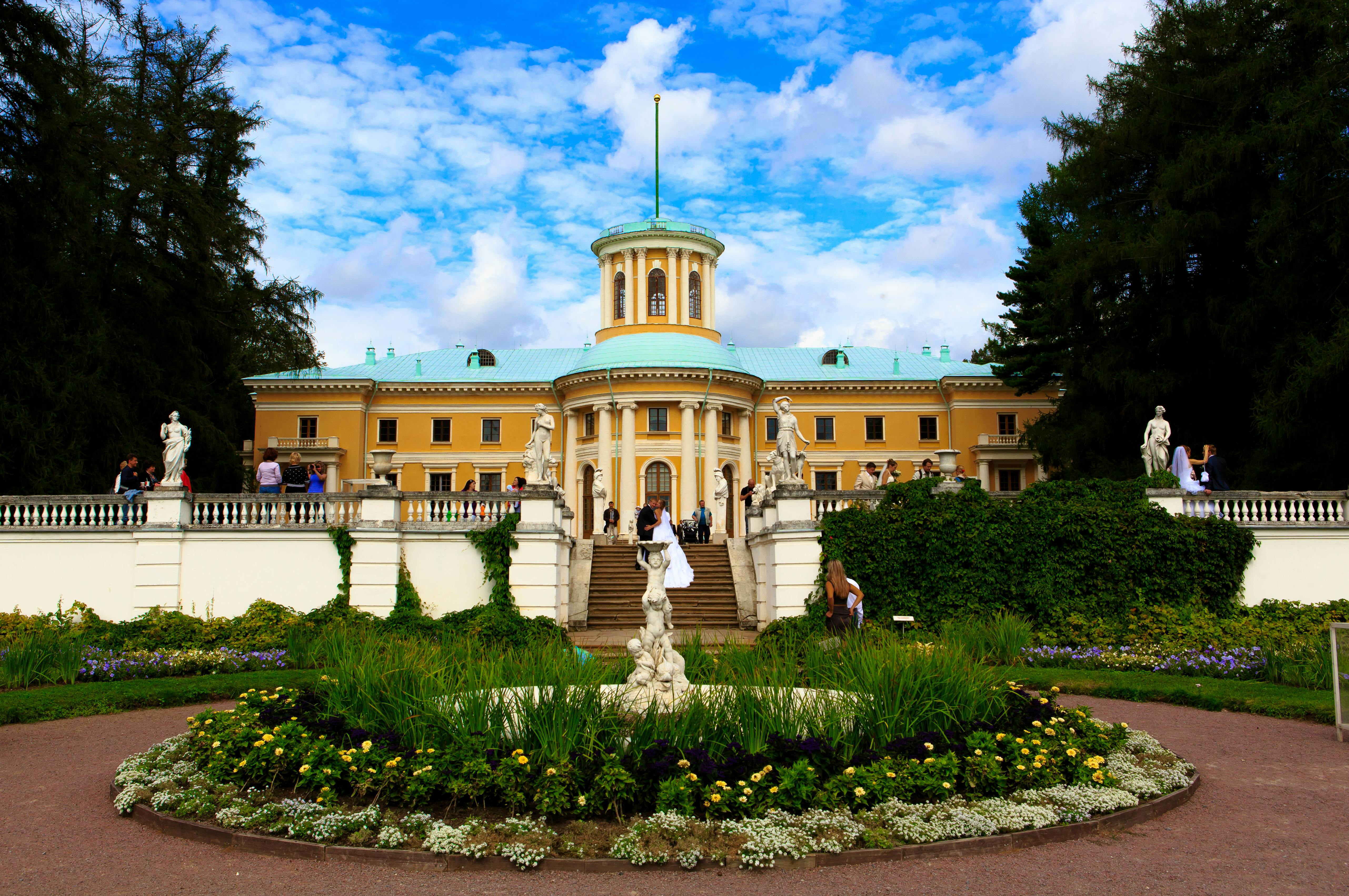 Palace With Landscaped Garden · Free Stock Photo