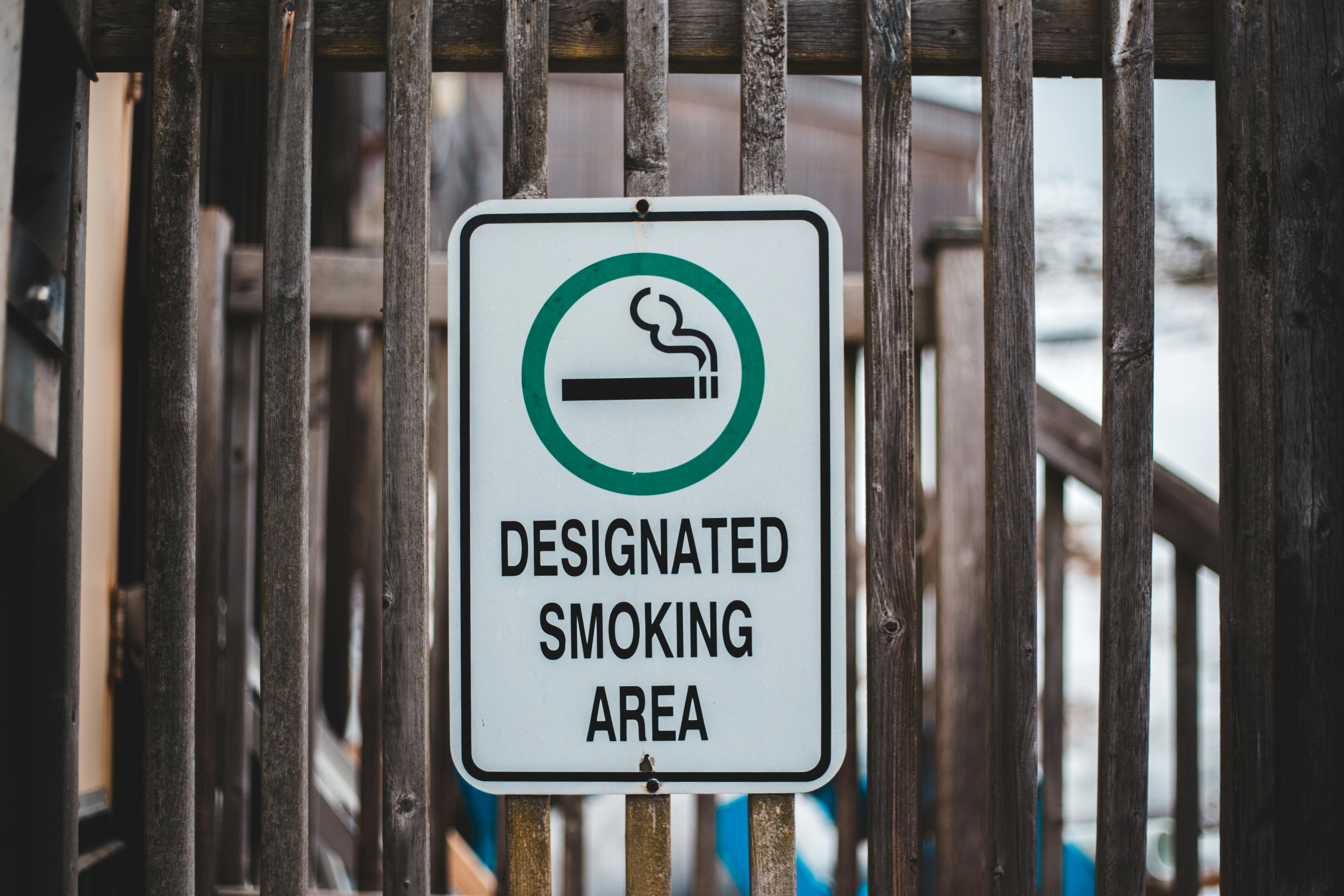 Sign showing area for smoking on street · Free Stock Photo