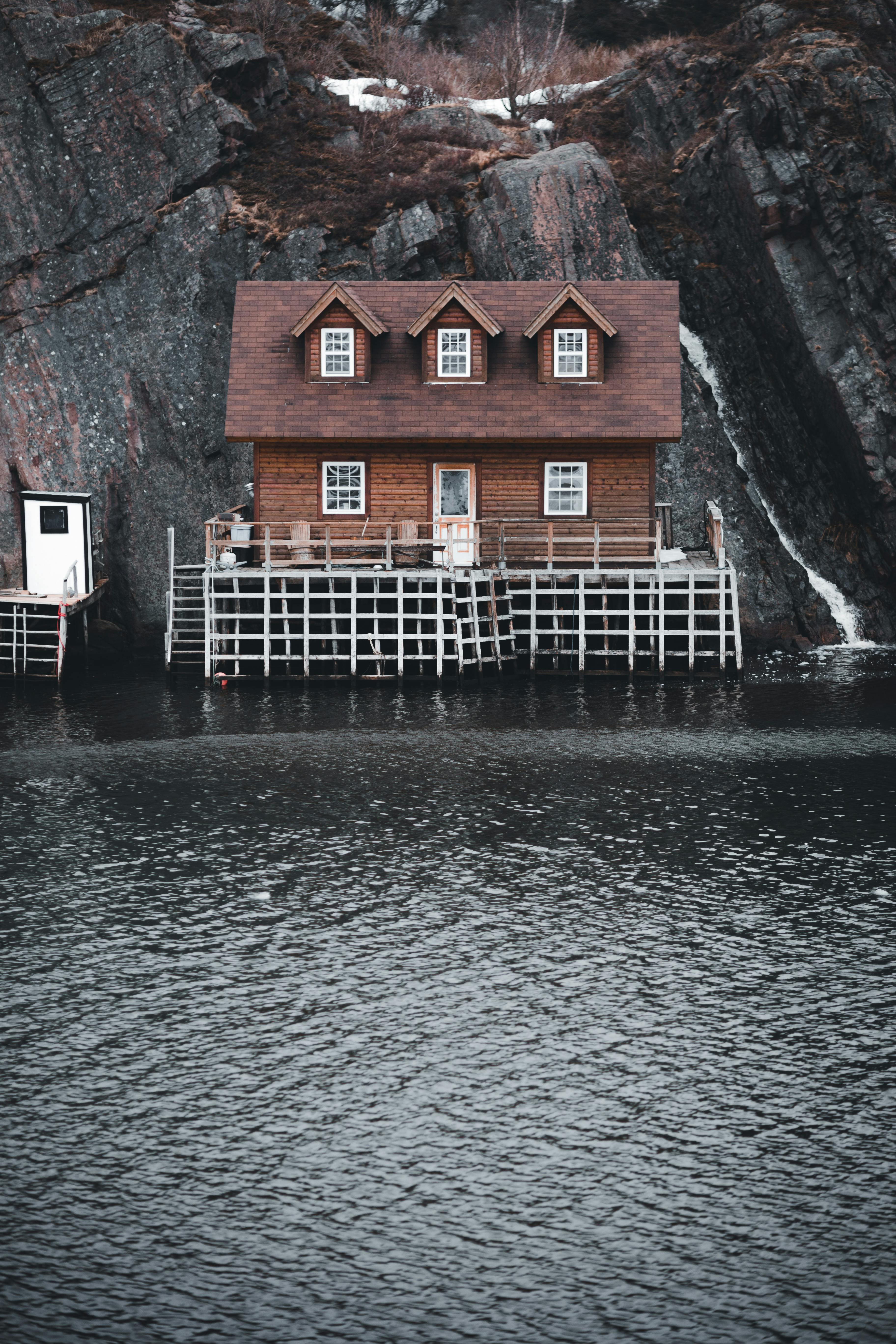 House Near Body of Water · Free Stock Photo