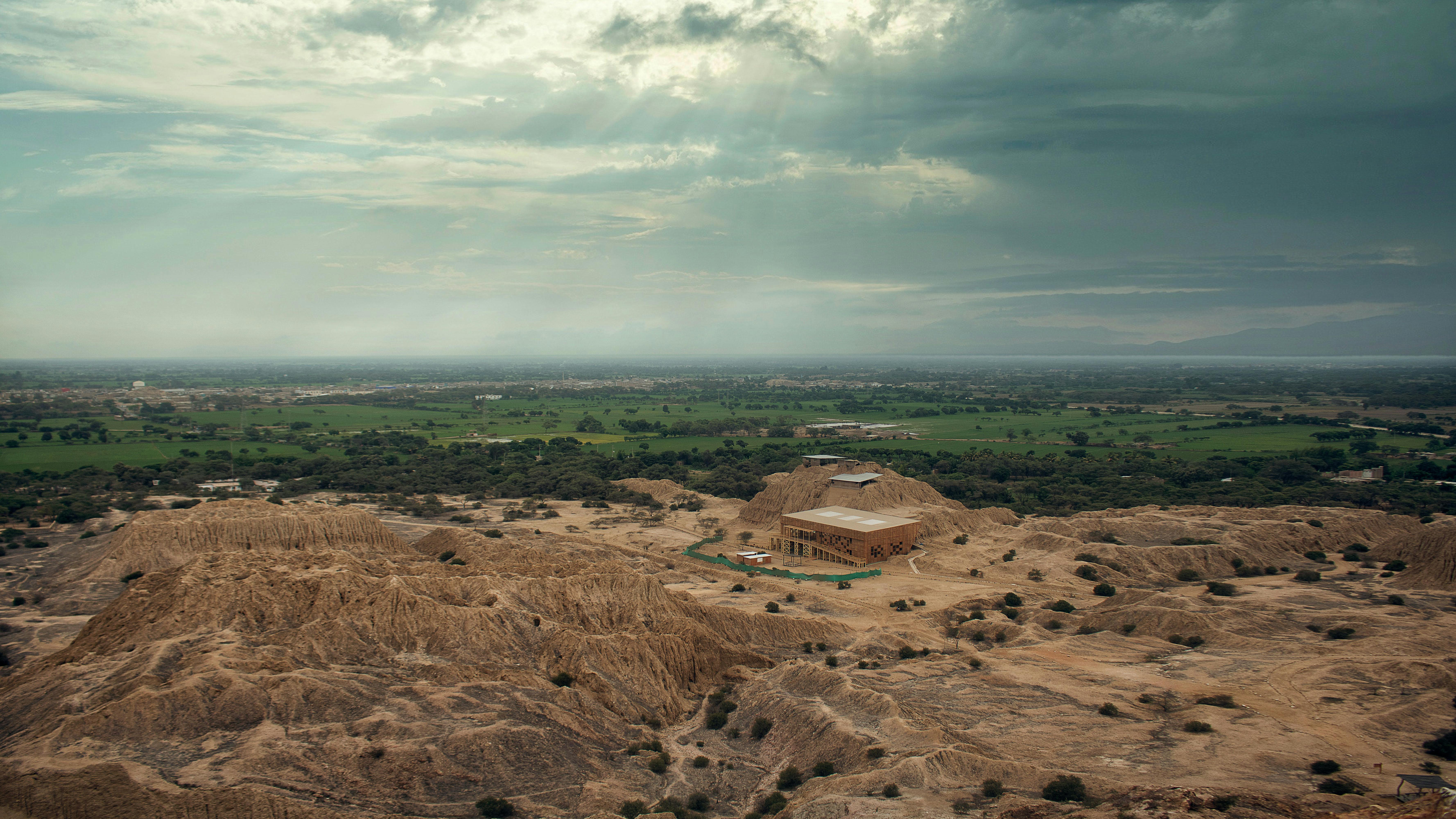 Rocky Plains and Grassland behind · Free Stock Photo