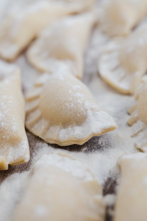 가루 표면 가정 요리 근접 촬영 동유럽 음식 만두 만두 만들기 만두 반죽 맛있는 민족 요리 밀가루 밀가루를