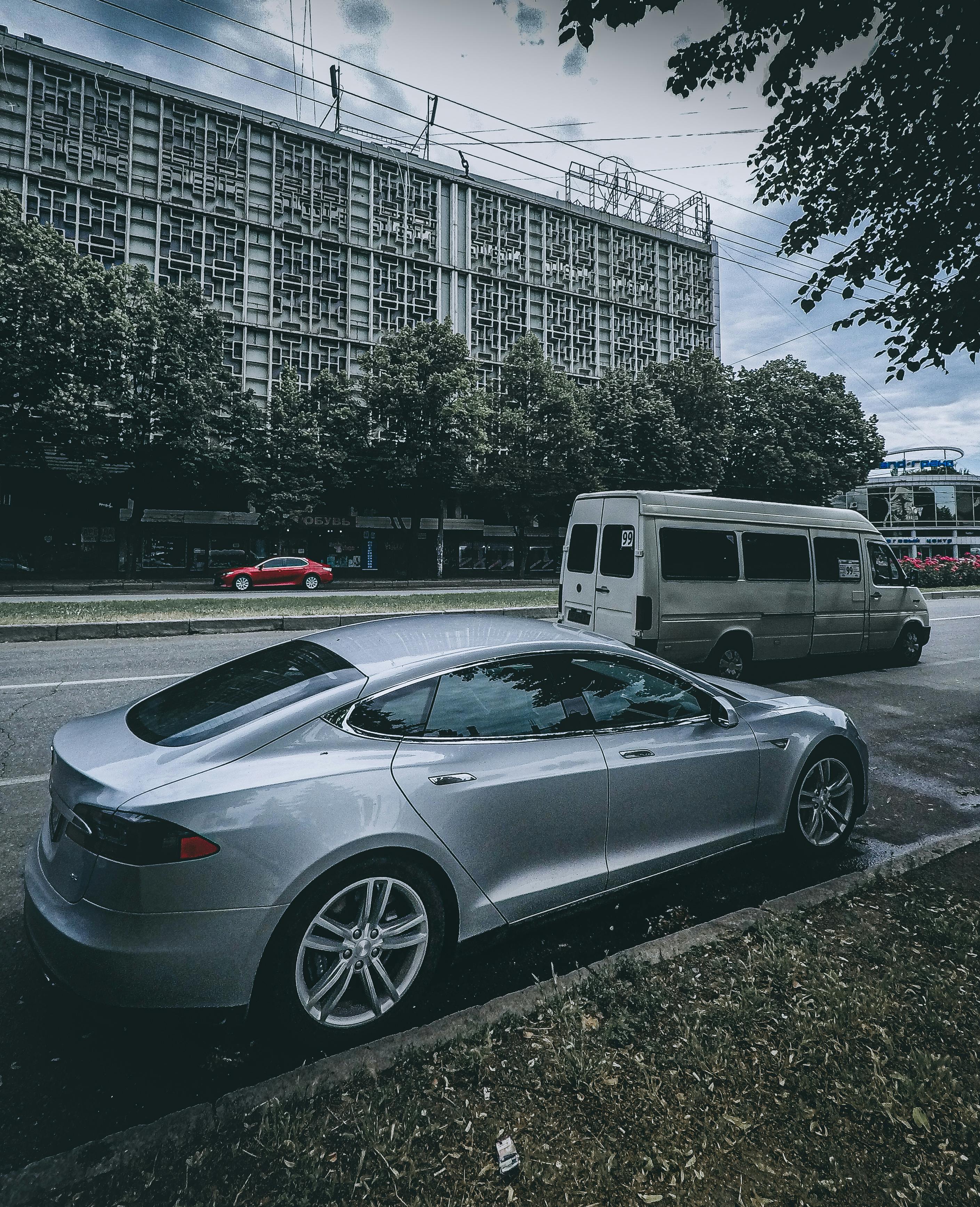 City street with cars ands buildings · Free Stock Photo
