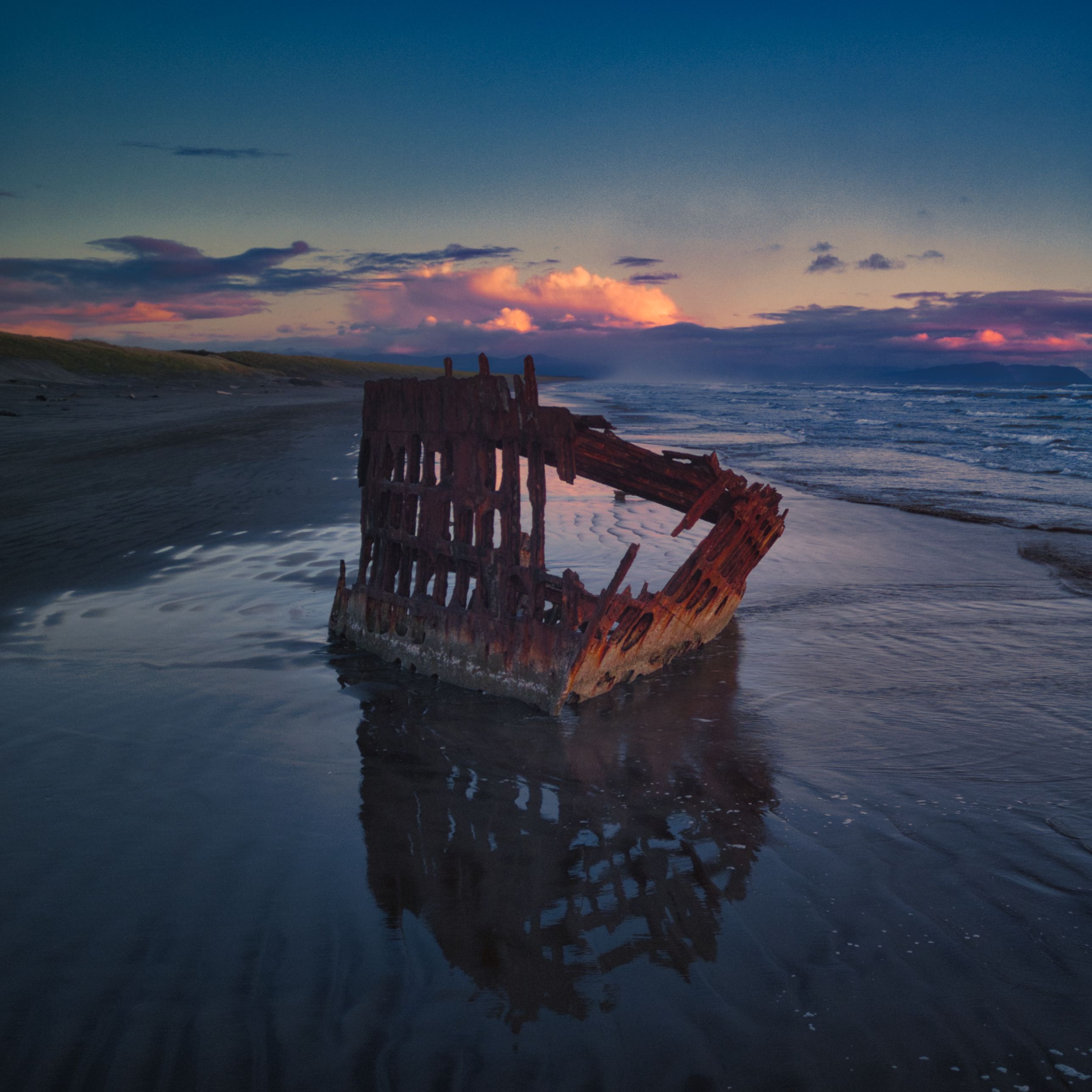 Shipwreck on Shore · Free Stock Photo