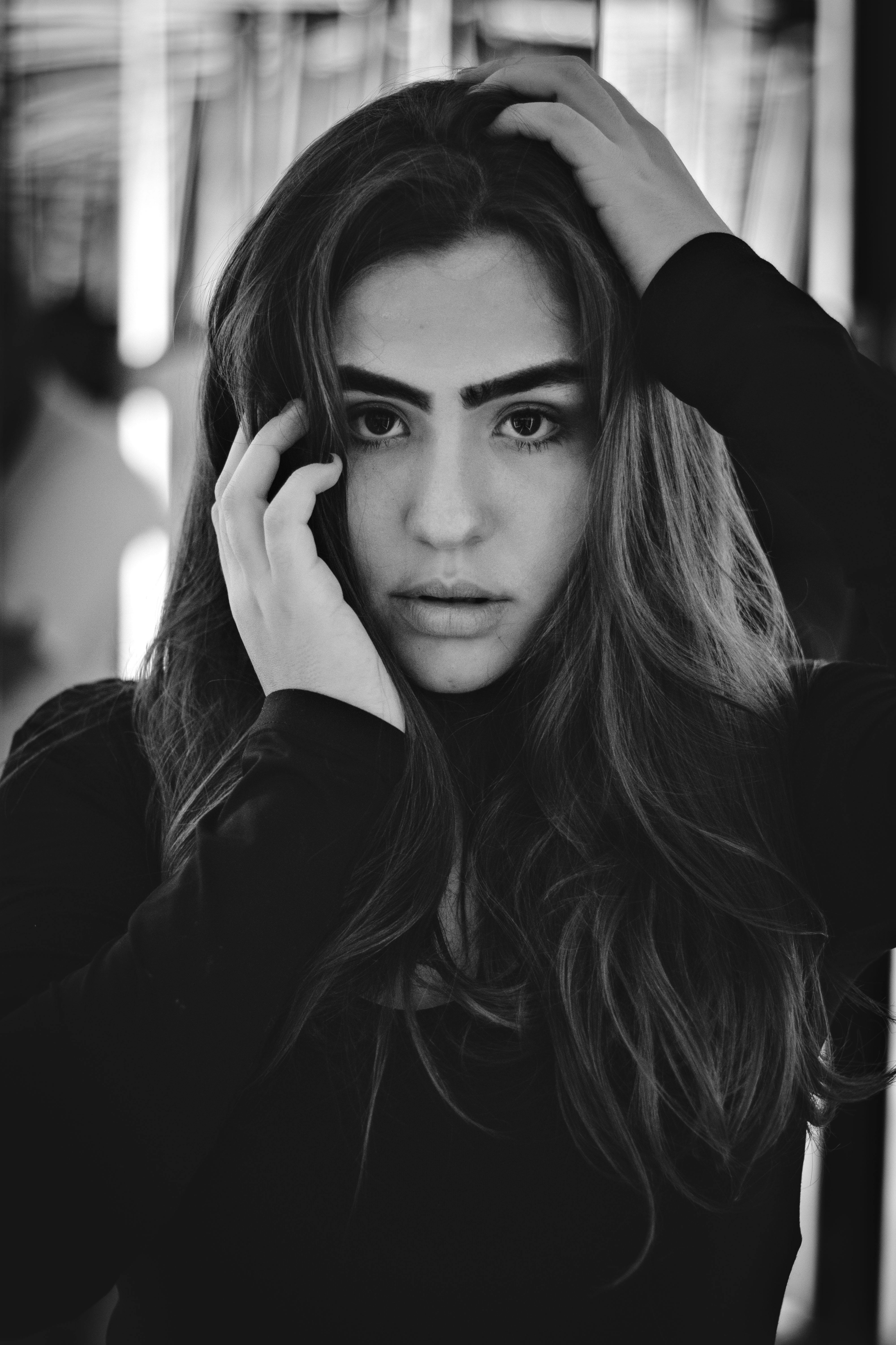 Grayscale Dan Foto Potret Manusia · Foto Stok Gratis