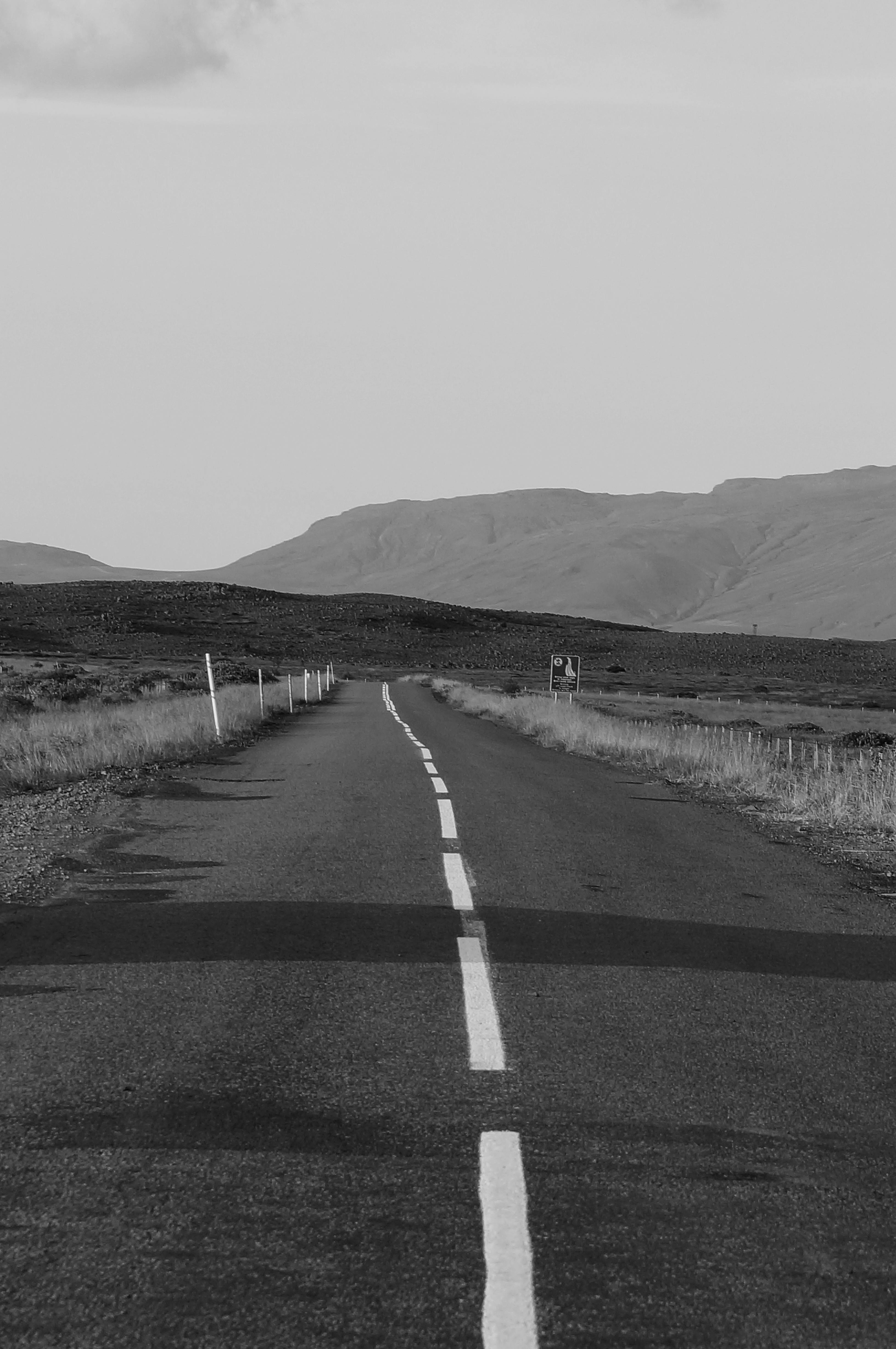 Empty remote roadway in highlands · Free Stock Photo
