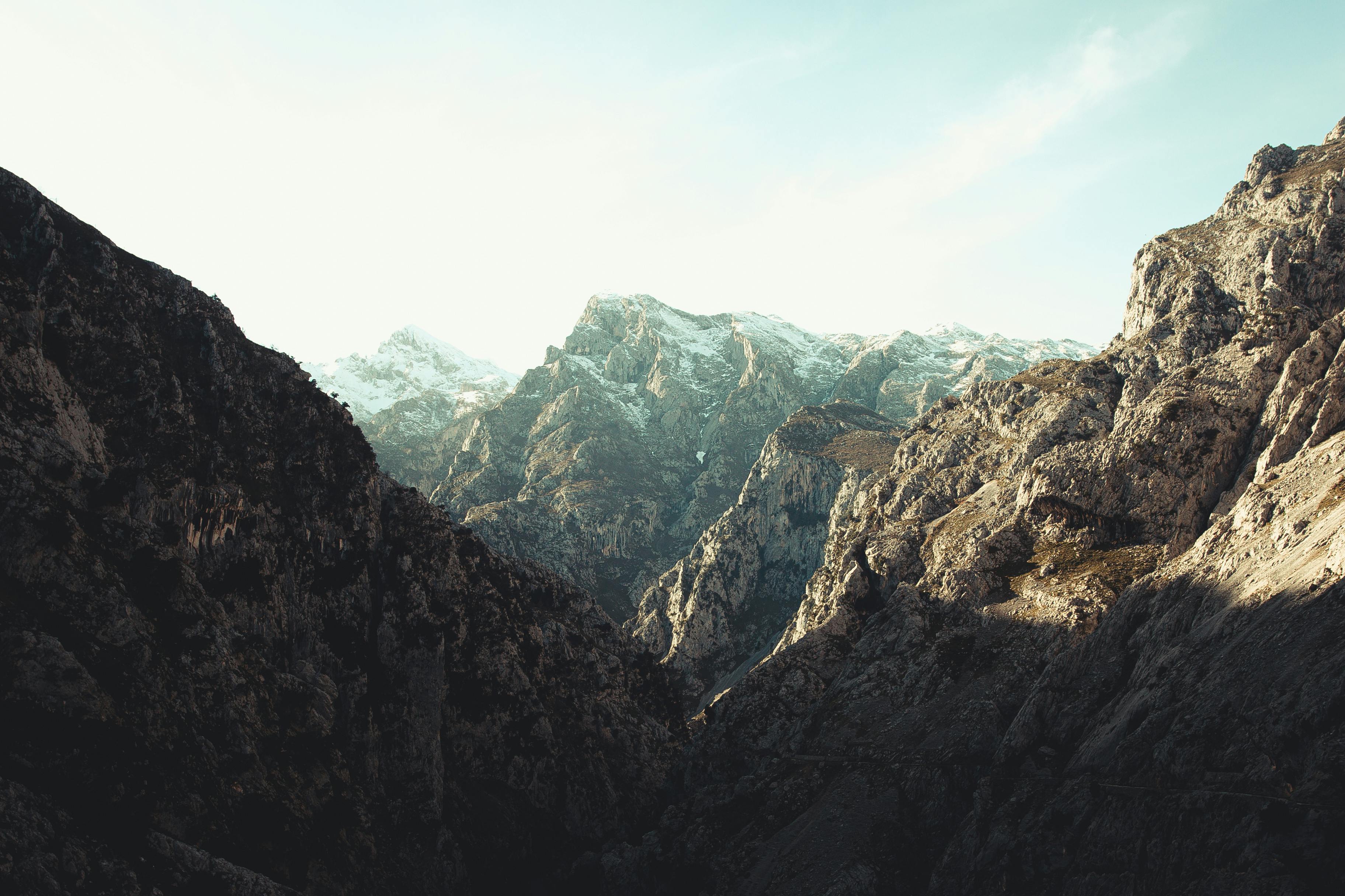 Majestic mountain ridge on sunny day · Free Stock Photo