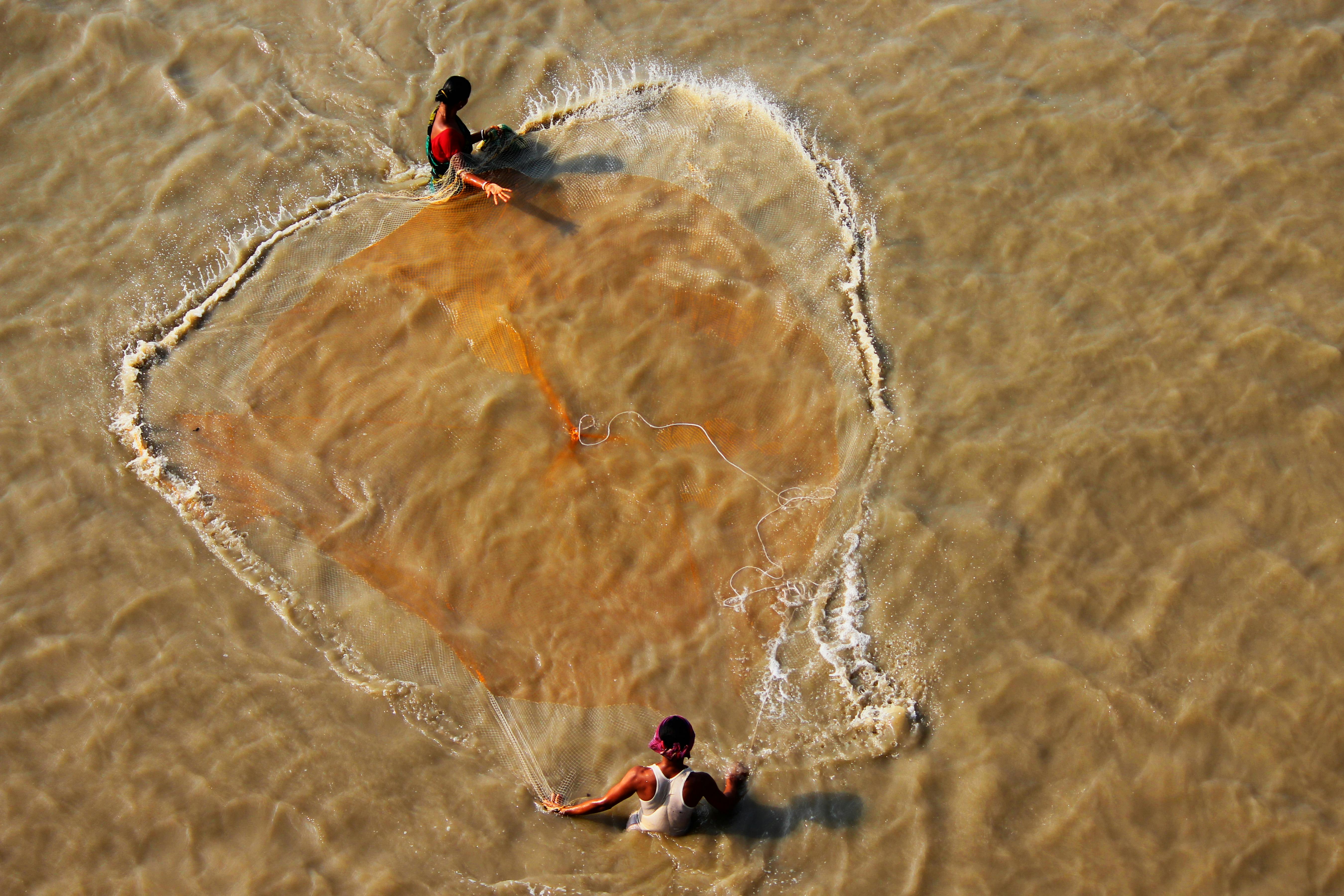 Faceless female friends floating on boat in lake near shore · Free ...