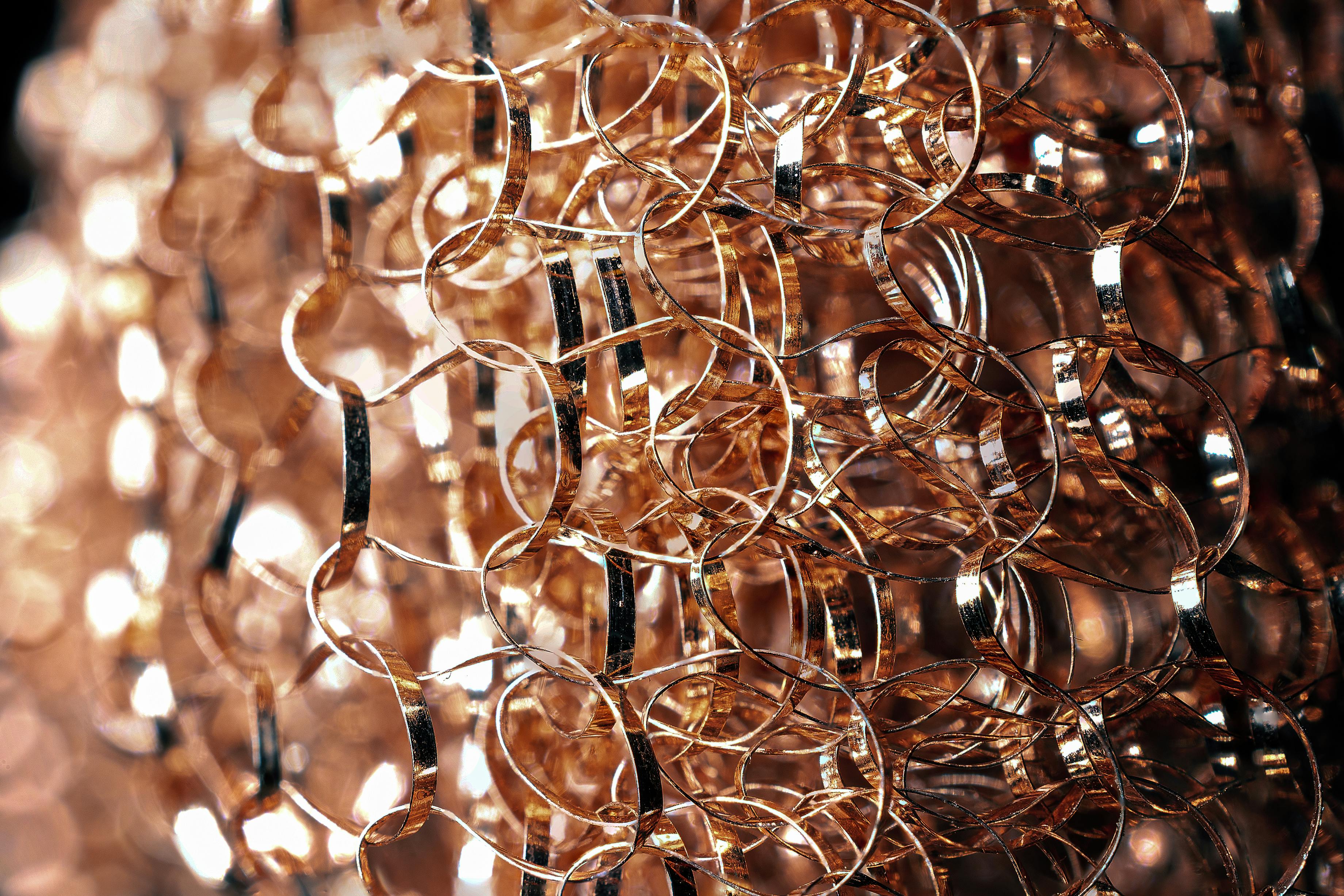 Entwined golden wire with shiny surface in evening · Free Stock Photo