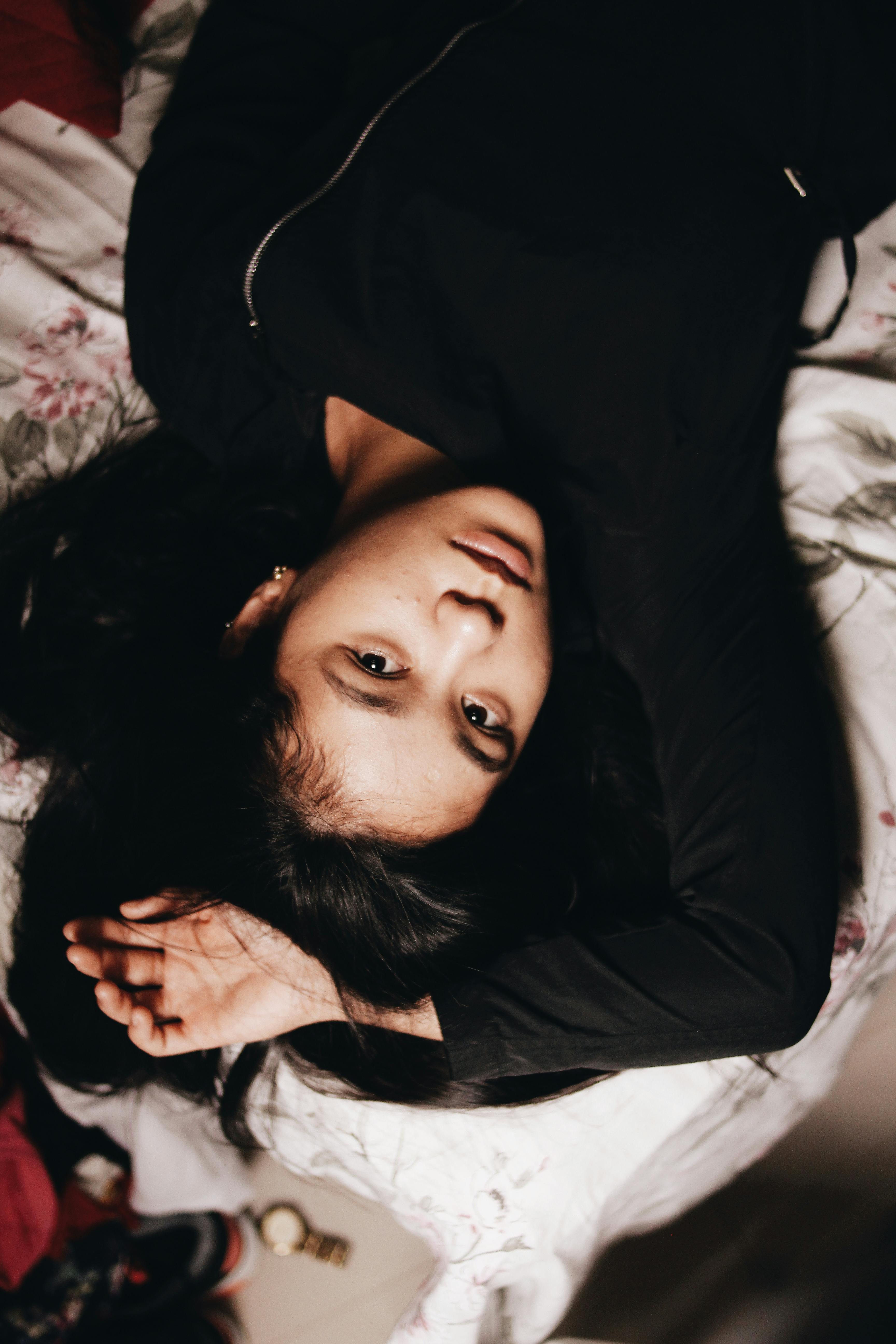 Mujer Recostada Sobre Un árbol Cerca De Awter · Fotos de stock gratuitas