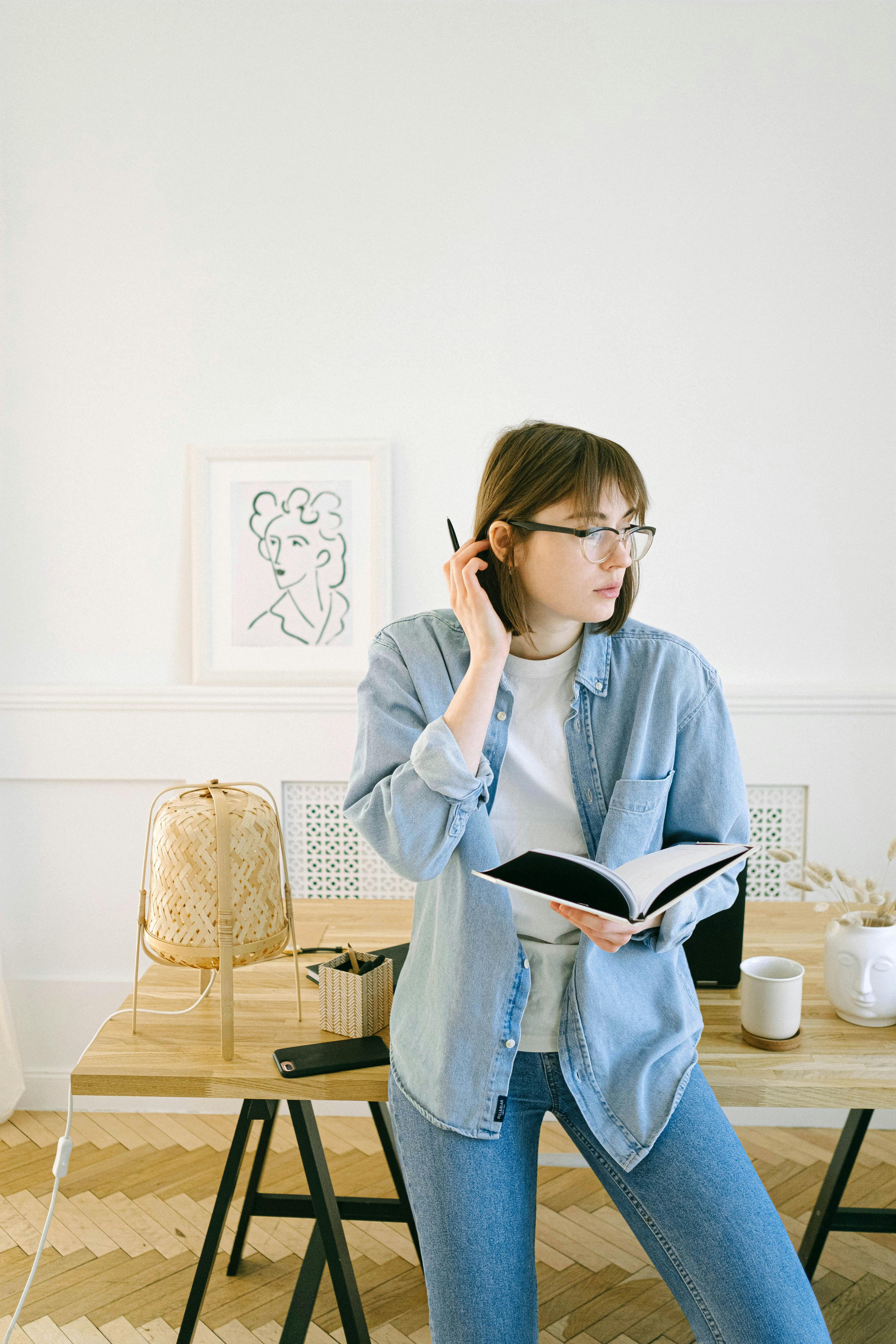 Take Notes Standing Photos, Download The BEST Free Take Notes Standing ...