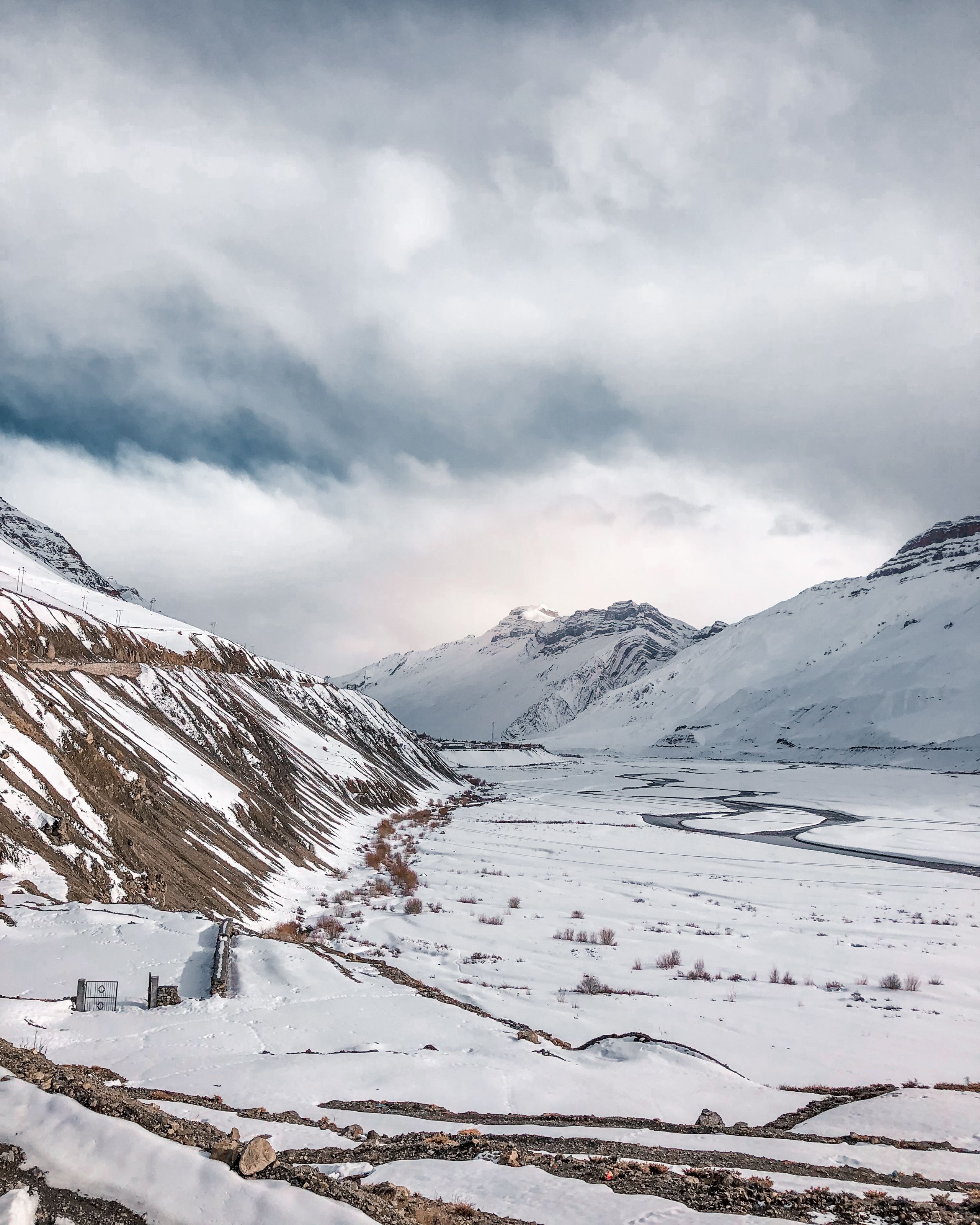 Trace on snowy valley in winter countryside · Free Stock Photo
