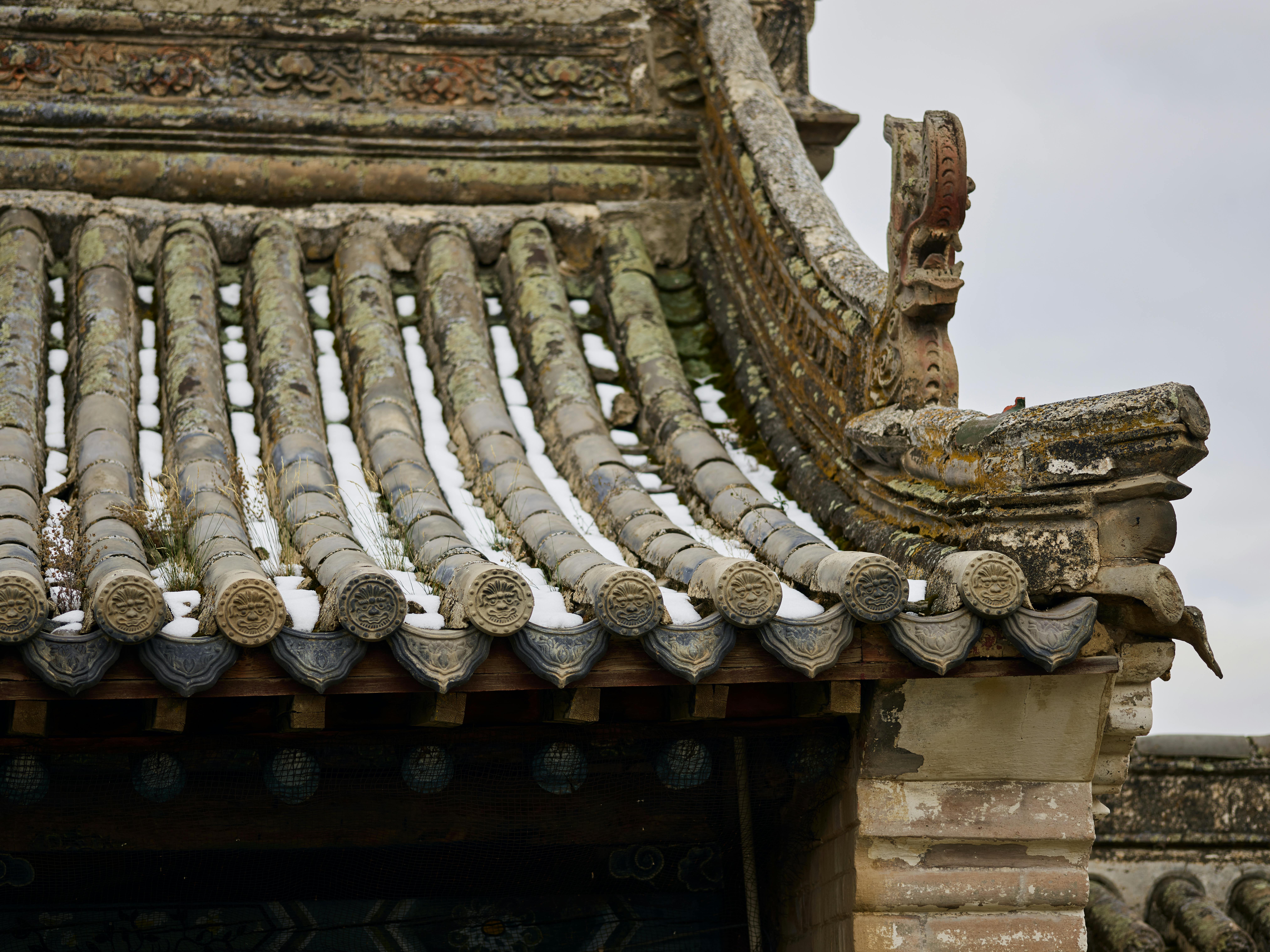 Roof of ancient oriental temple with carved details · Free Stock Photo