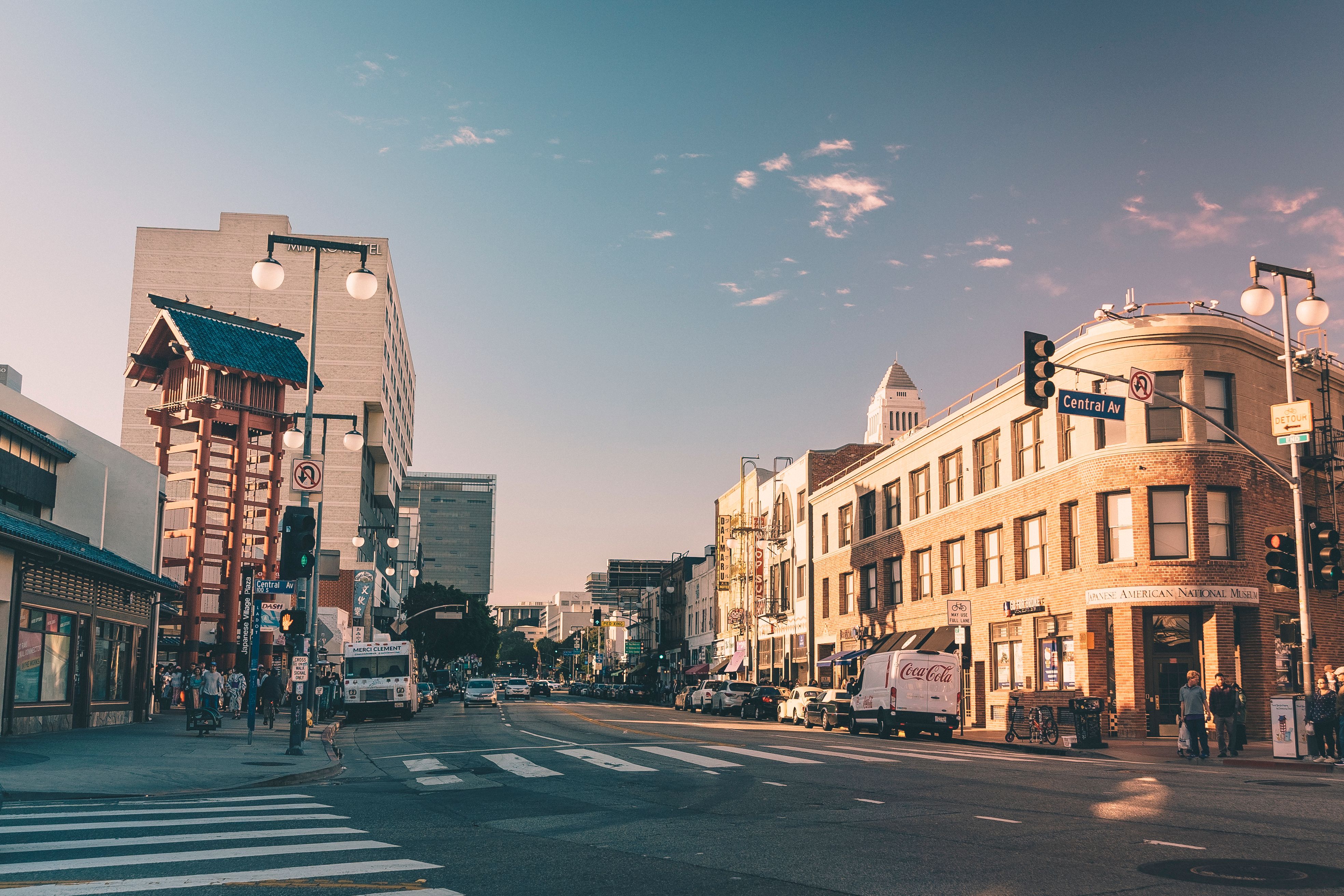 Narrow road with parked cars near sea · Free Stock Photo