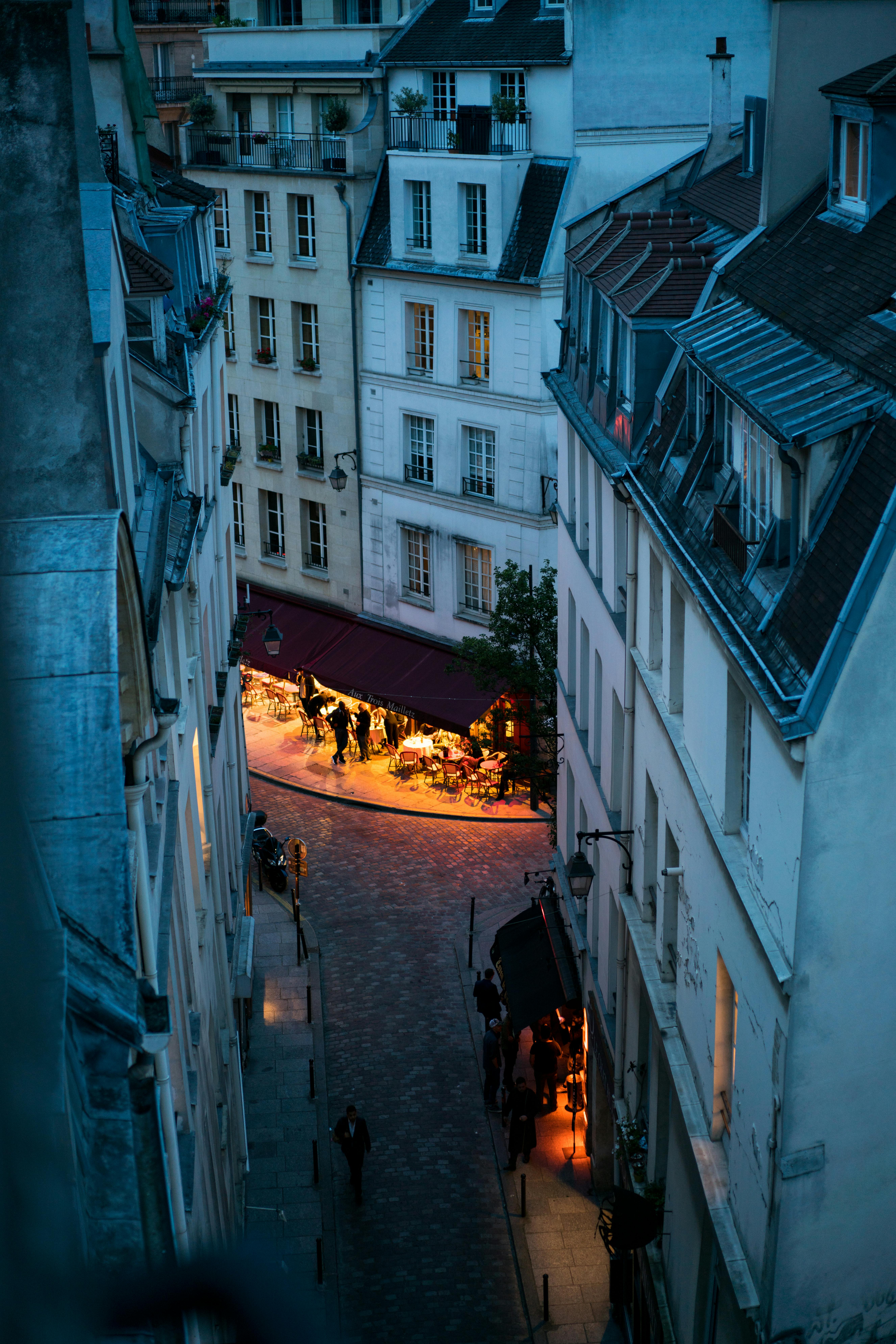 Romantic city street at dusk · Free Stock Photo