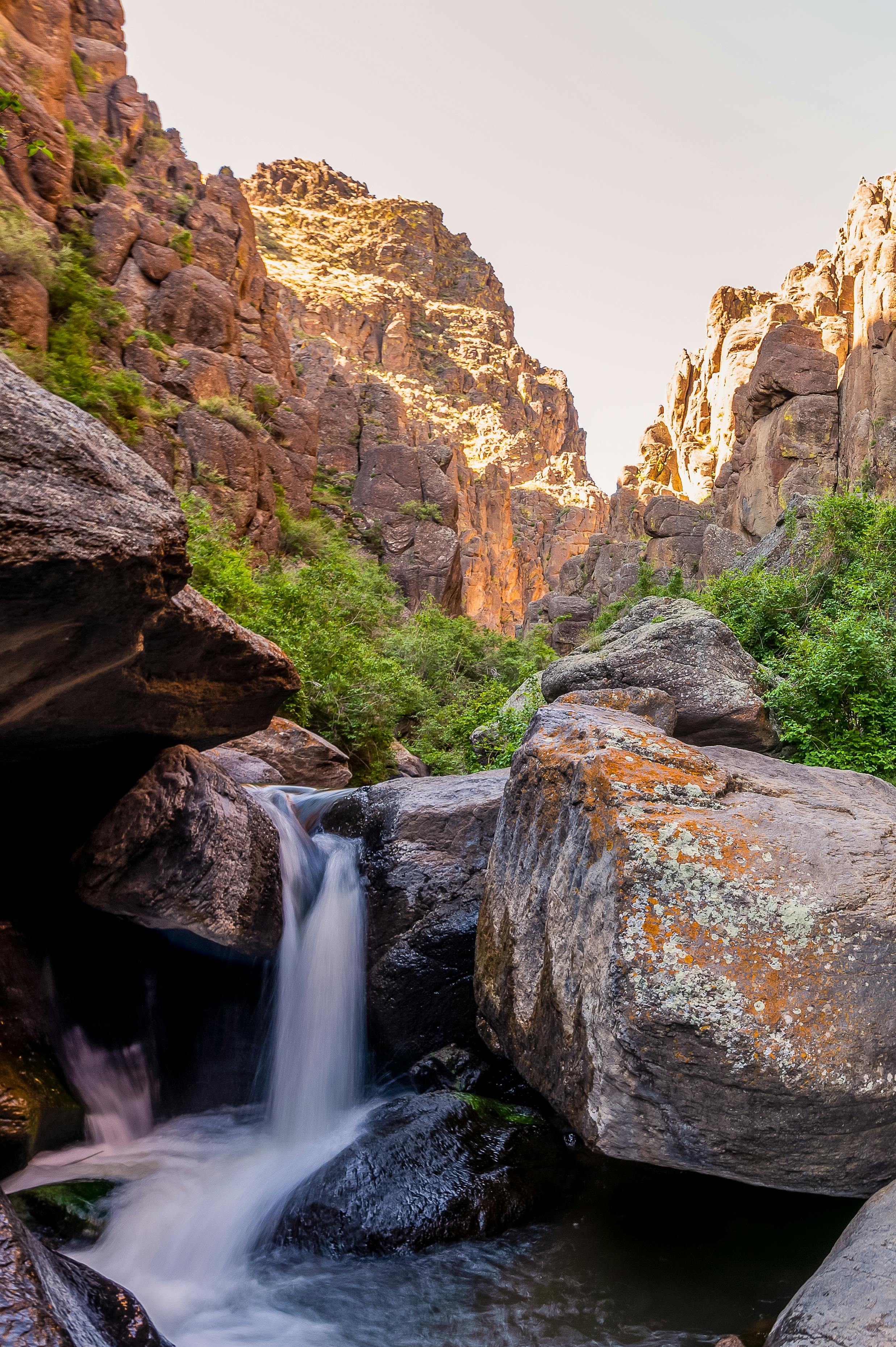 Waterfall in mountainous terrain with steep slopes · Free Stock Photo