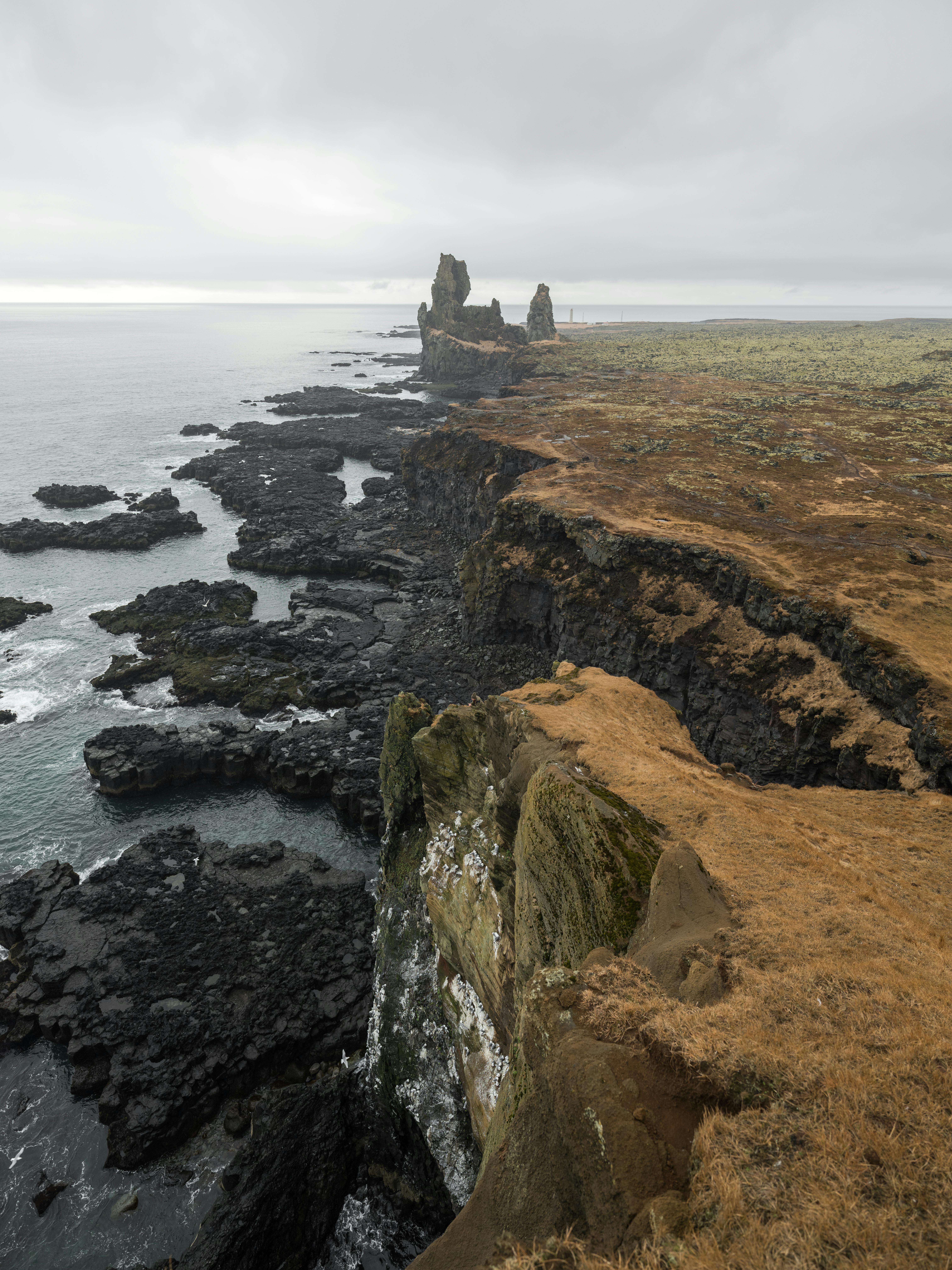 Amazing shoreline with rocky cliffs on overcast weather · Free Stock Photo