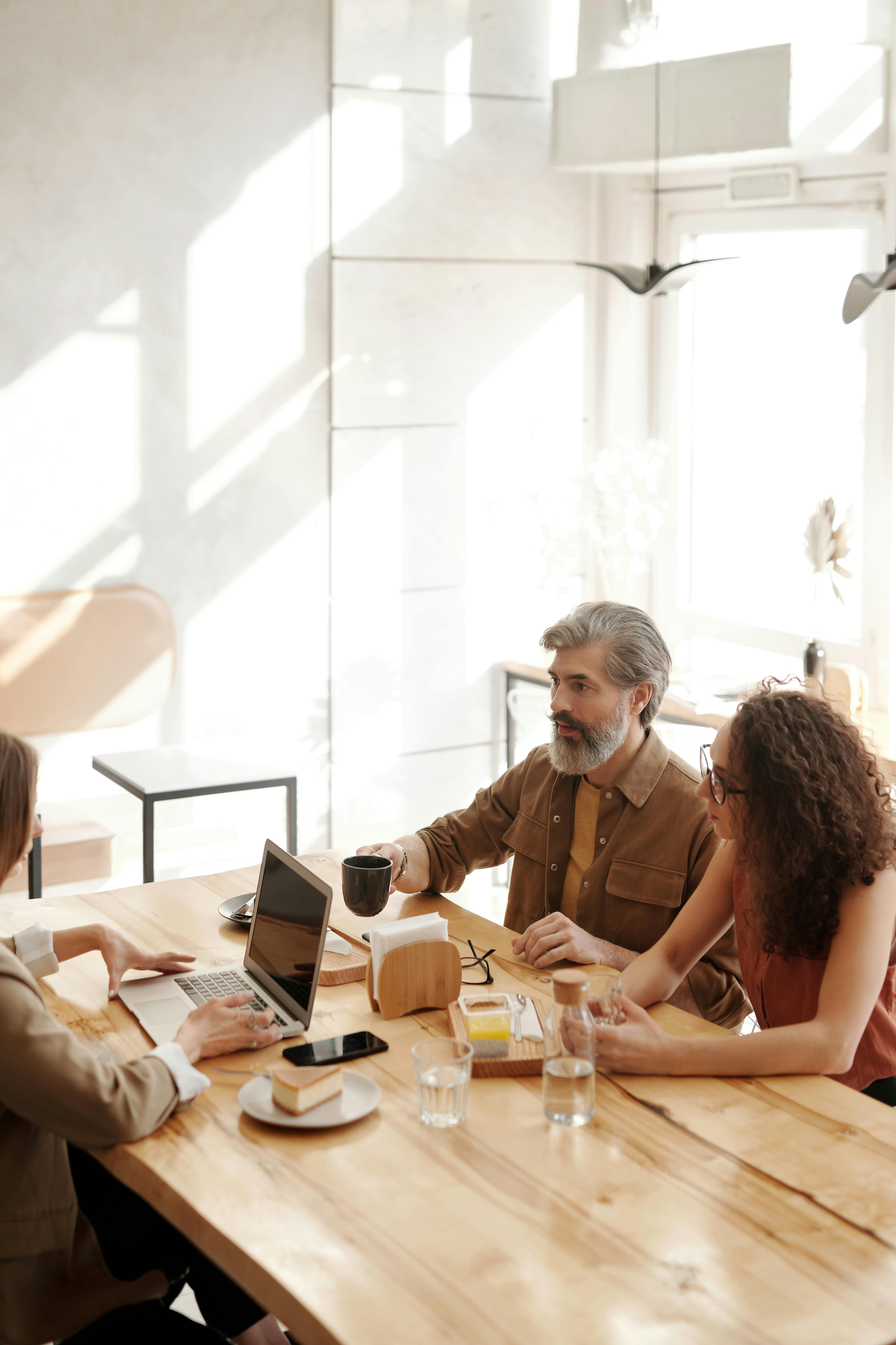 People Talking in the Coffee Shop · Free Stock Photo
