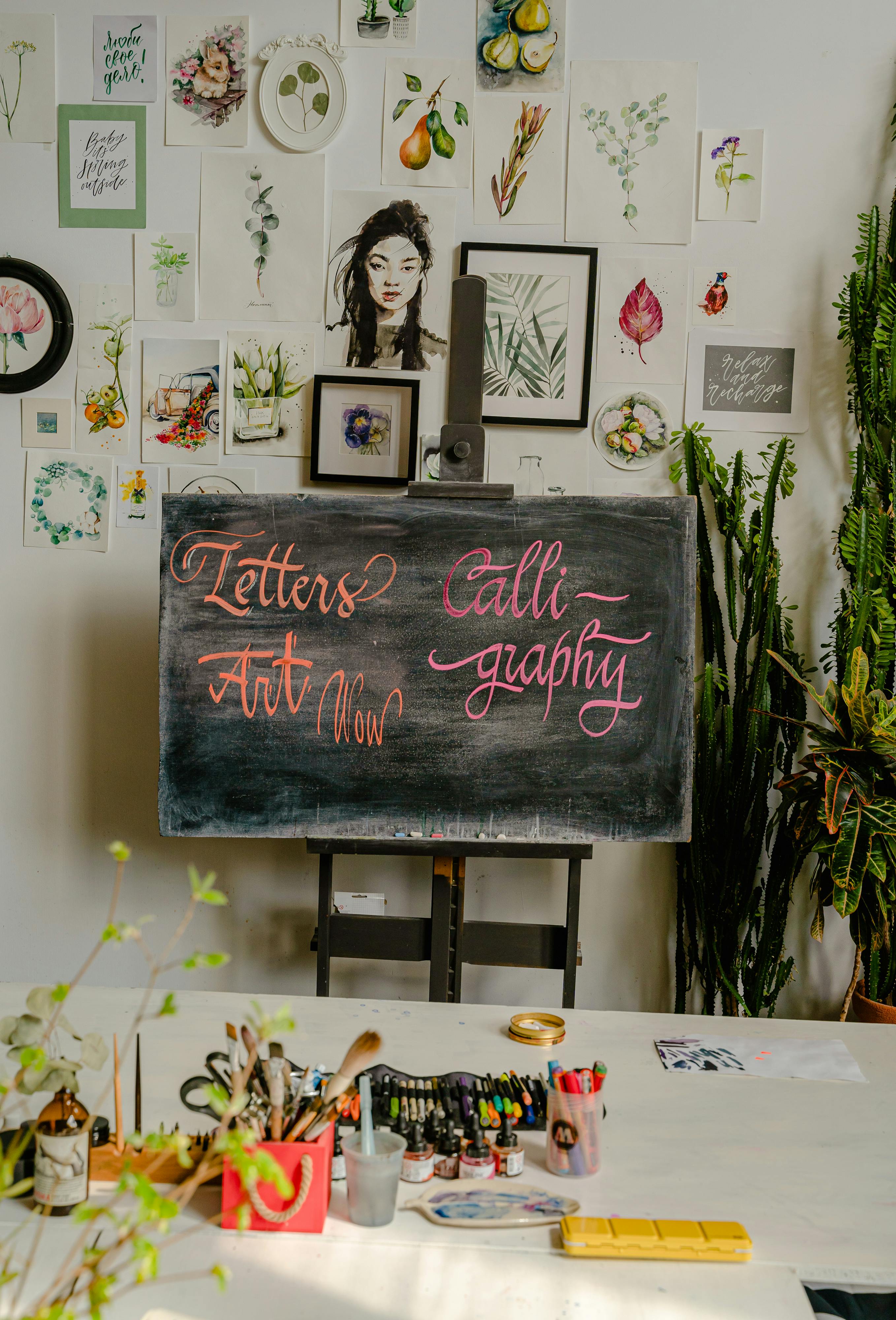 Handwriting on Chalkboard in Room · Free Stock Photo