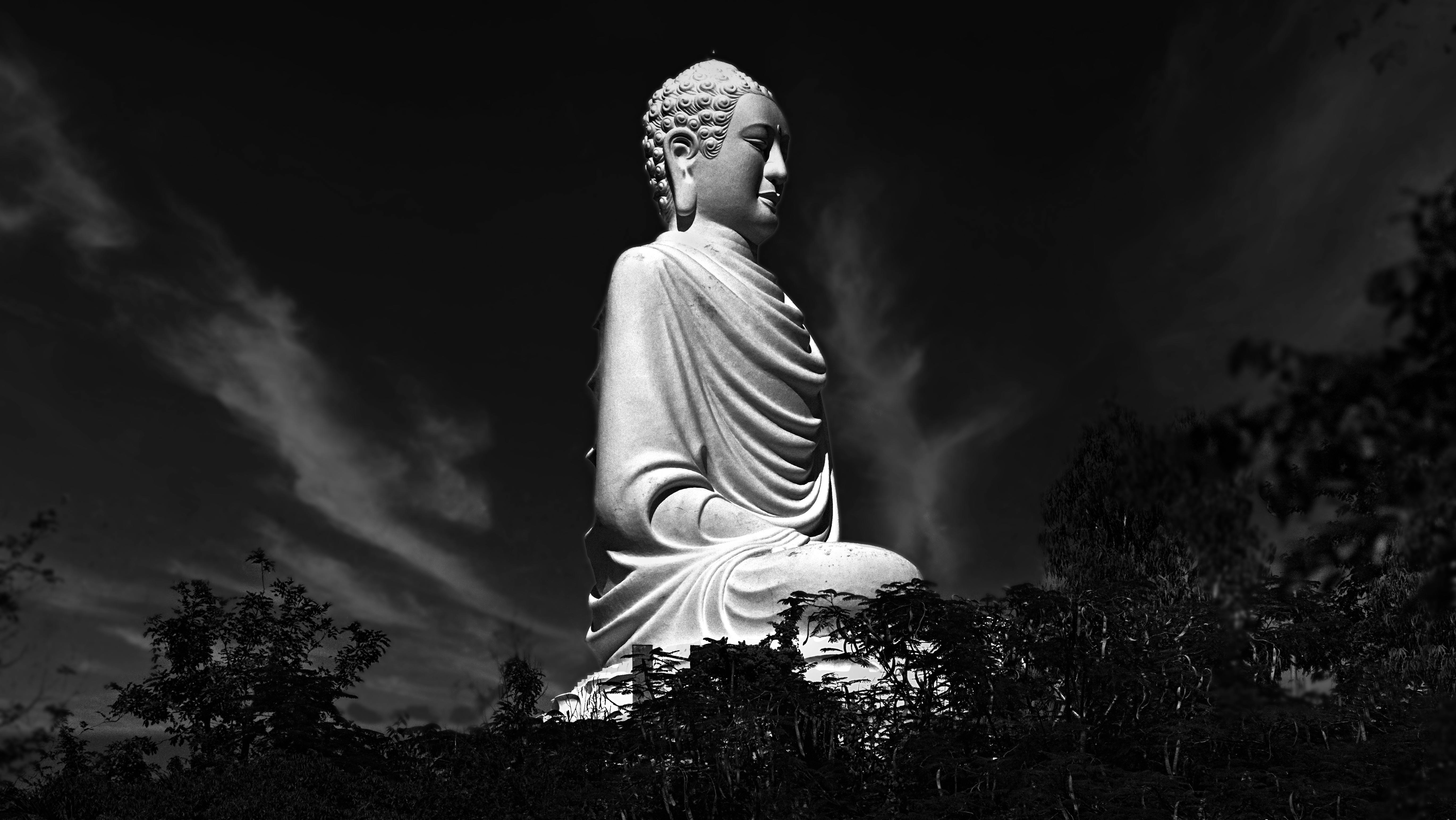 Grayscale Photo of a Tall Statue · Free Stock Photo