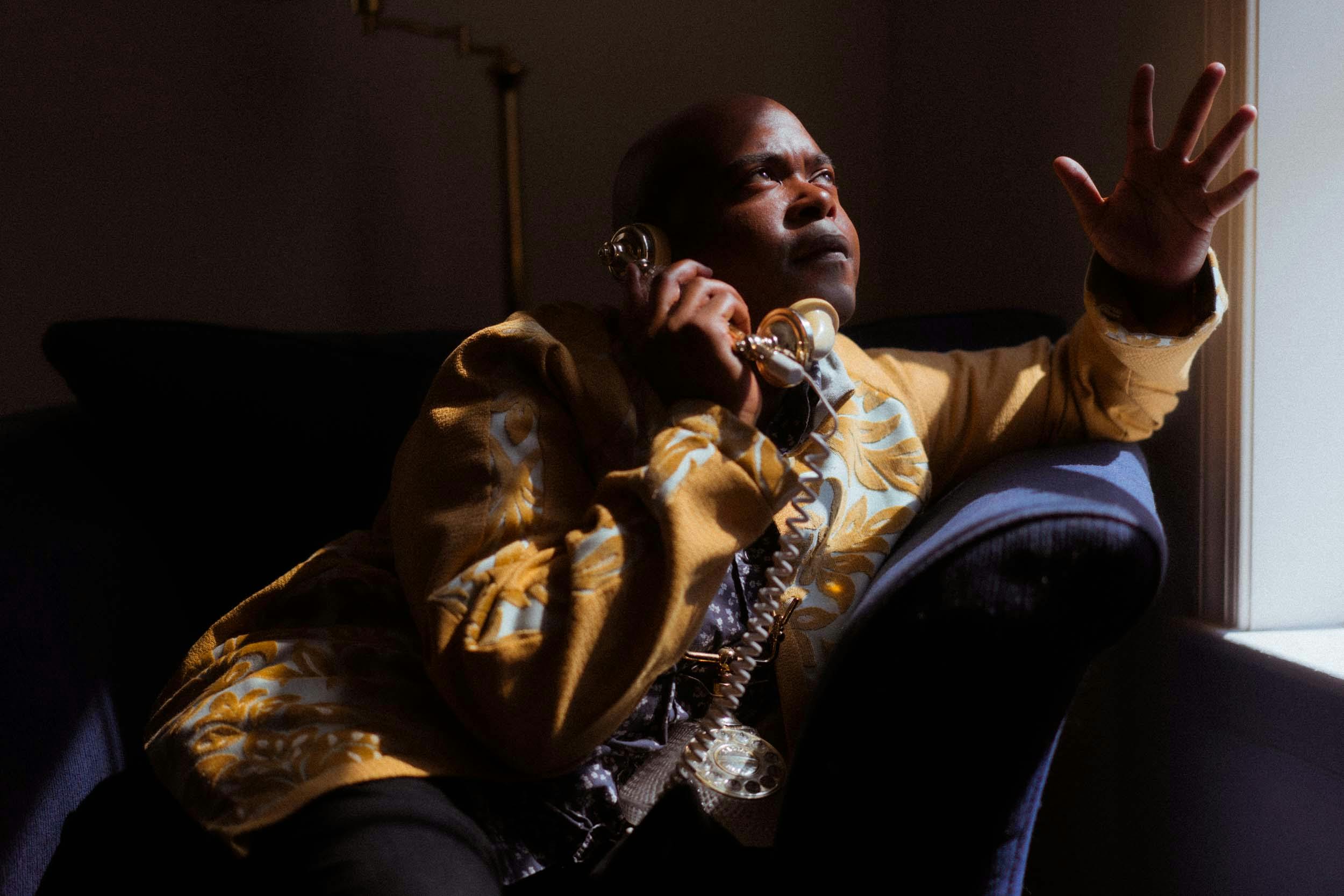 Grijze Roterende Telefoon Op Bruin Oppervlak · gratis stockfoto