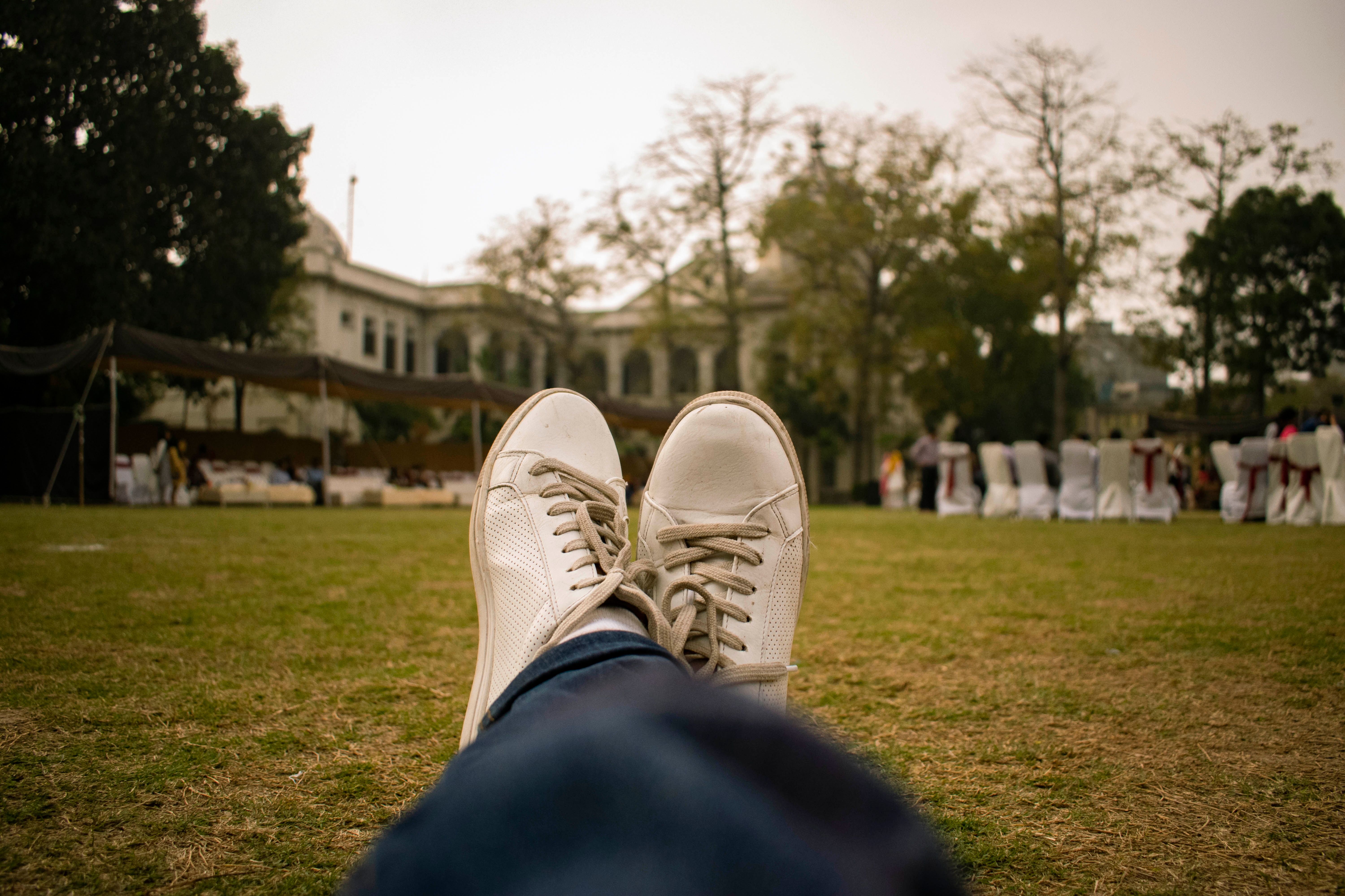 A Person Sitting On The Ground Outside Of A Building Pakistan Photos ...