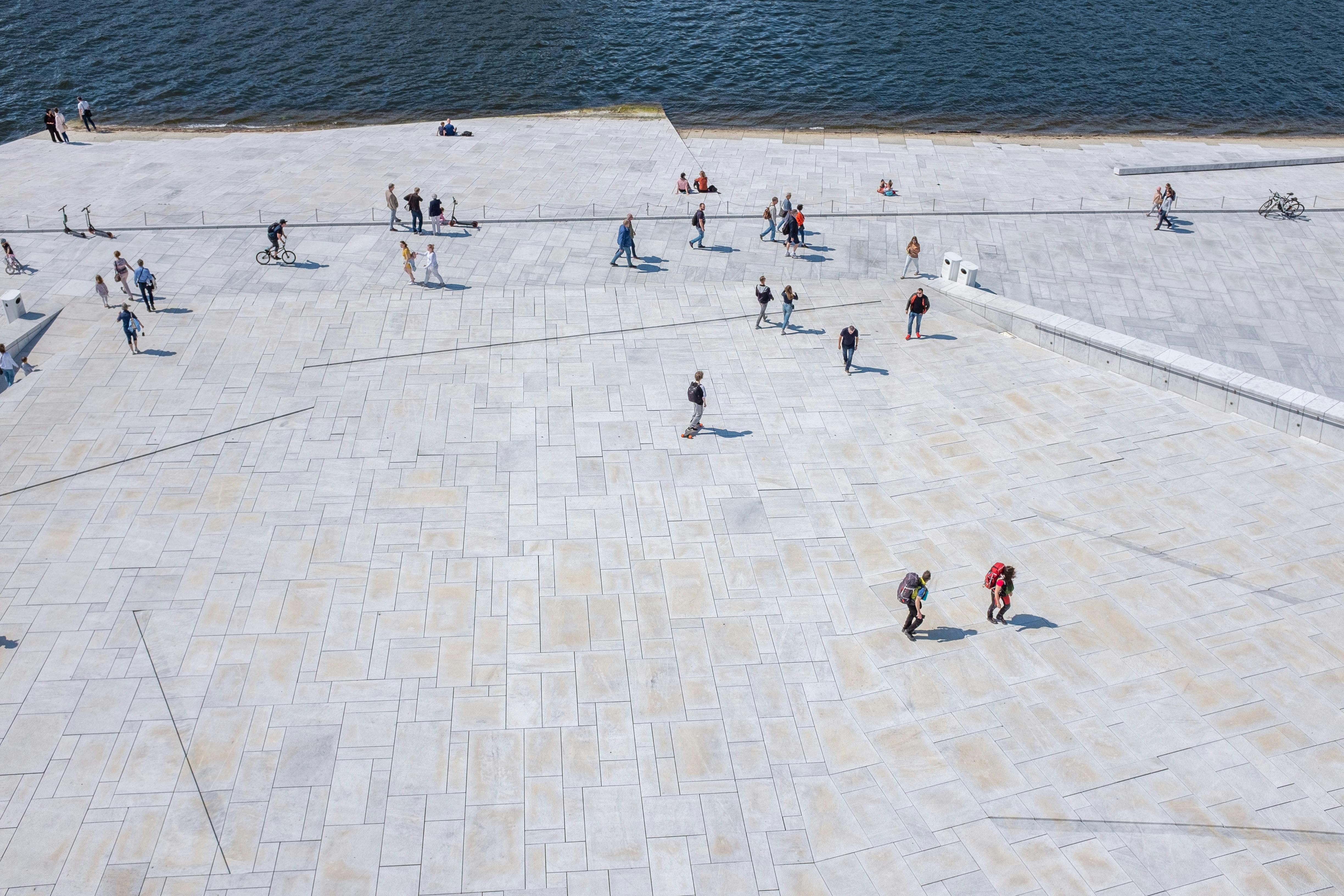Gratis arkivbilde av åpen plass, arkitektur, blå himmel, byliv ...