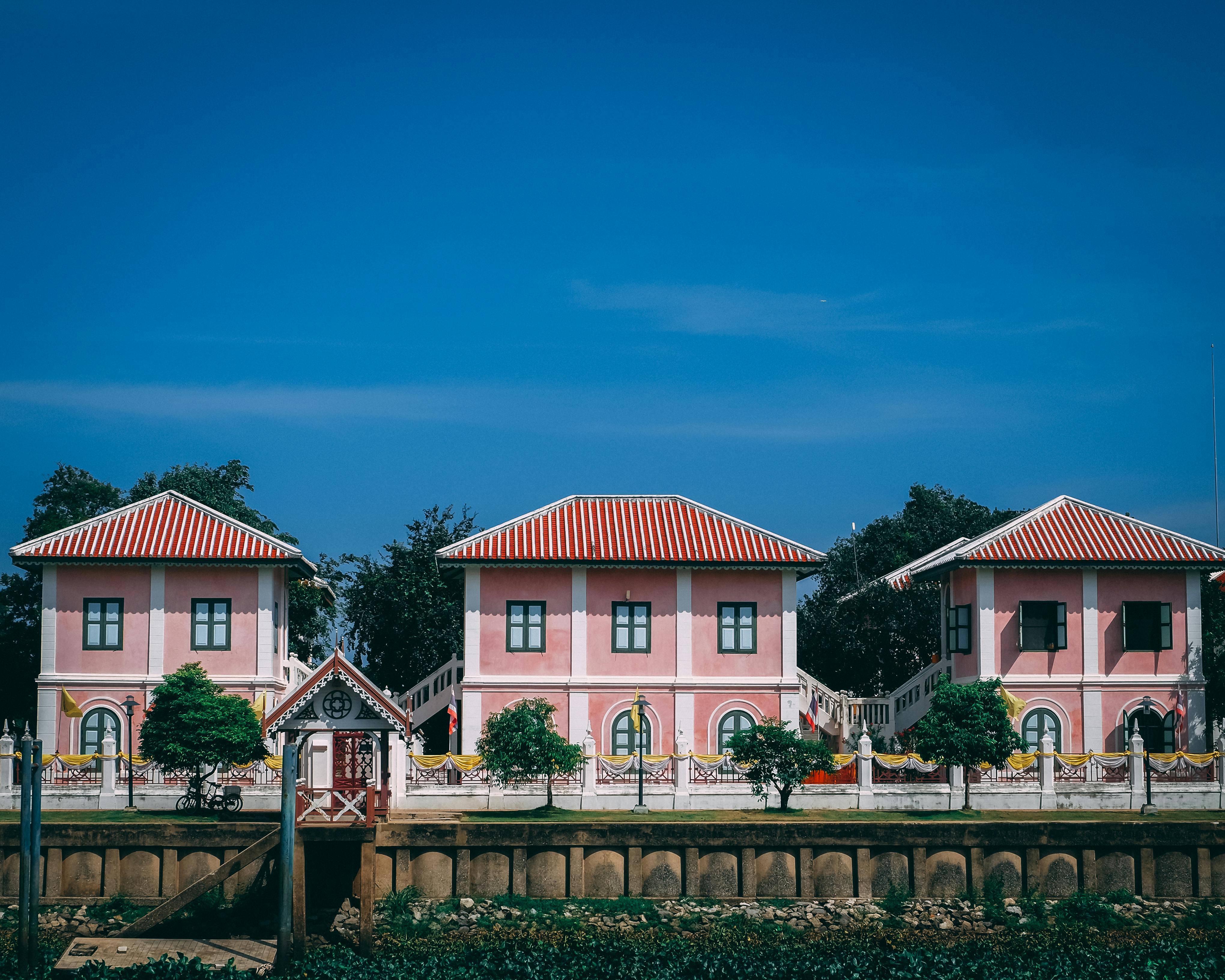 Old housing complex under bright blue sky · Free Stock Photo