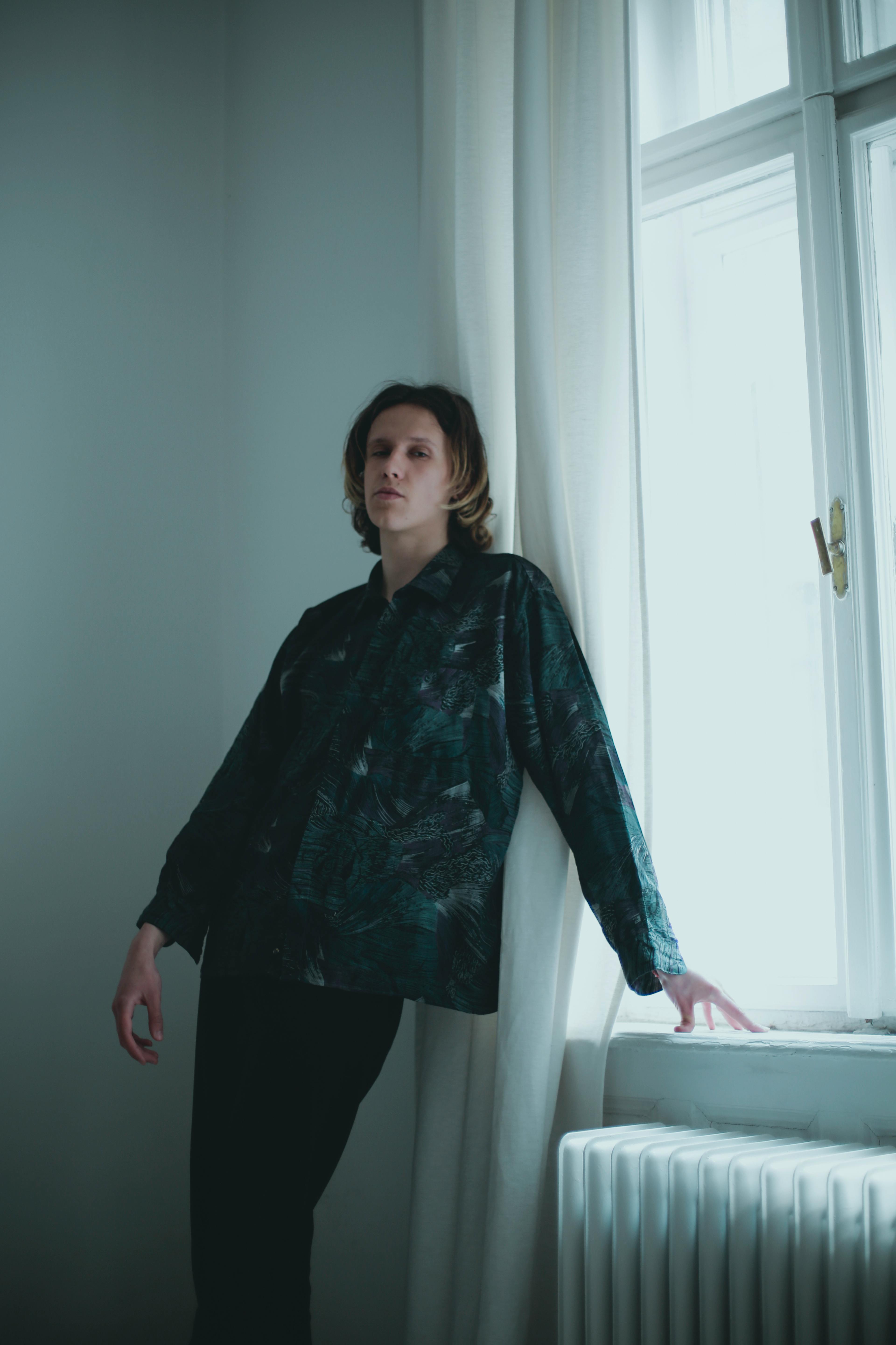 Young man standing on top of building in evening · Free Stock Photo